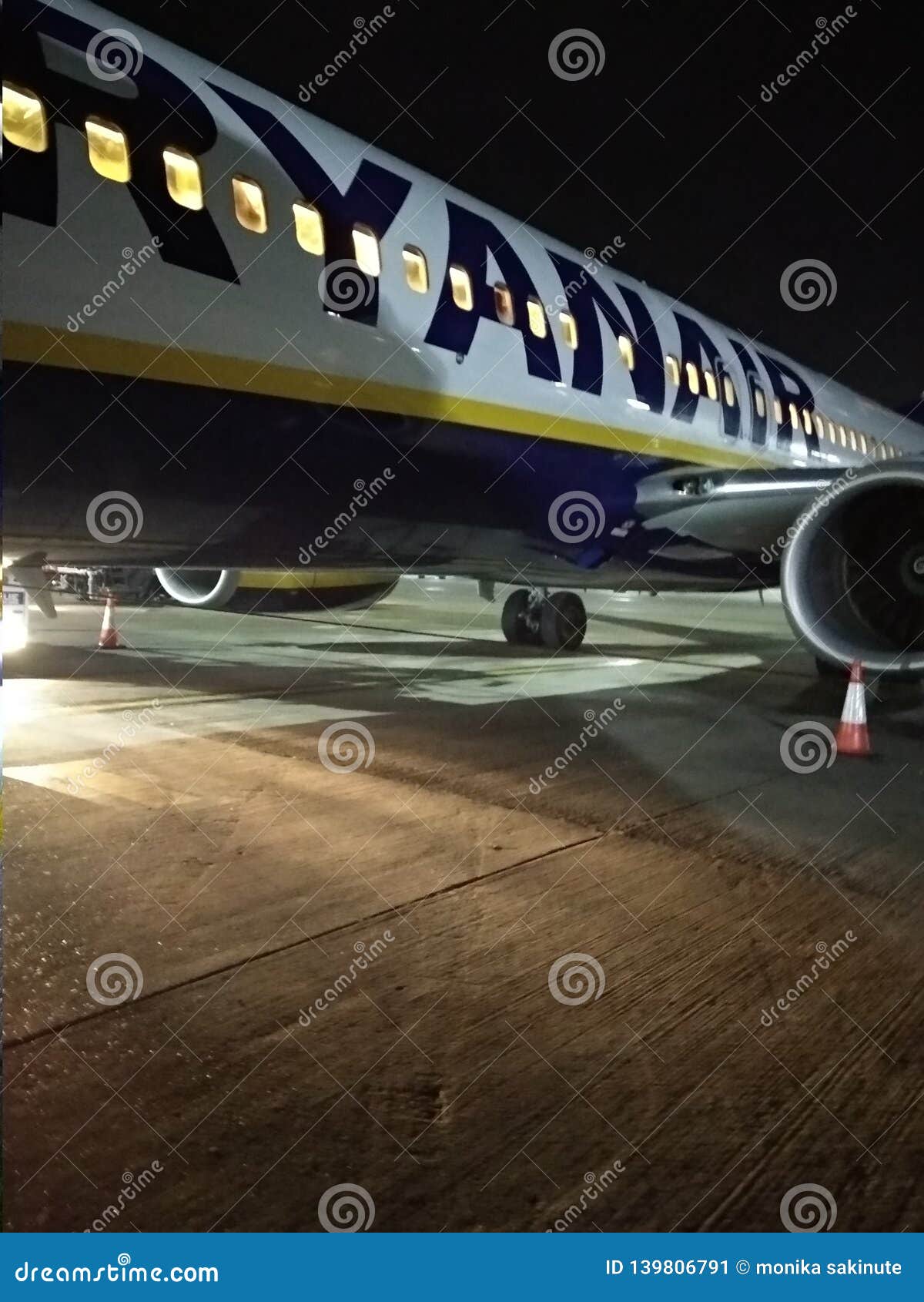 Plane editorial photo. Image of plane, ryanair, night - 139806791