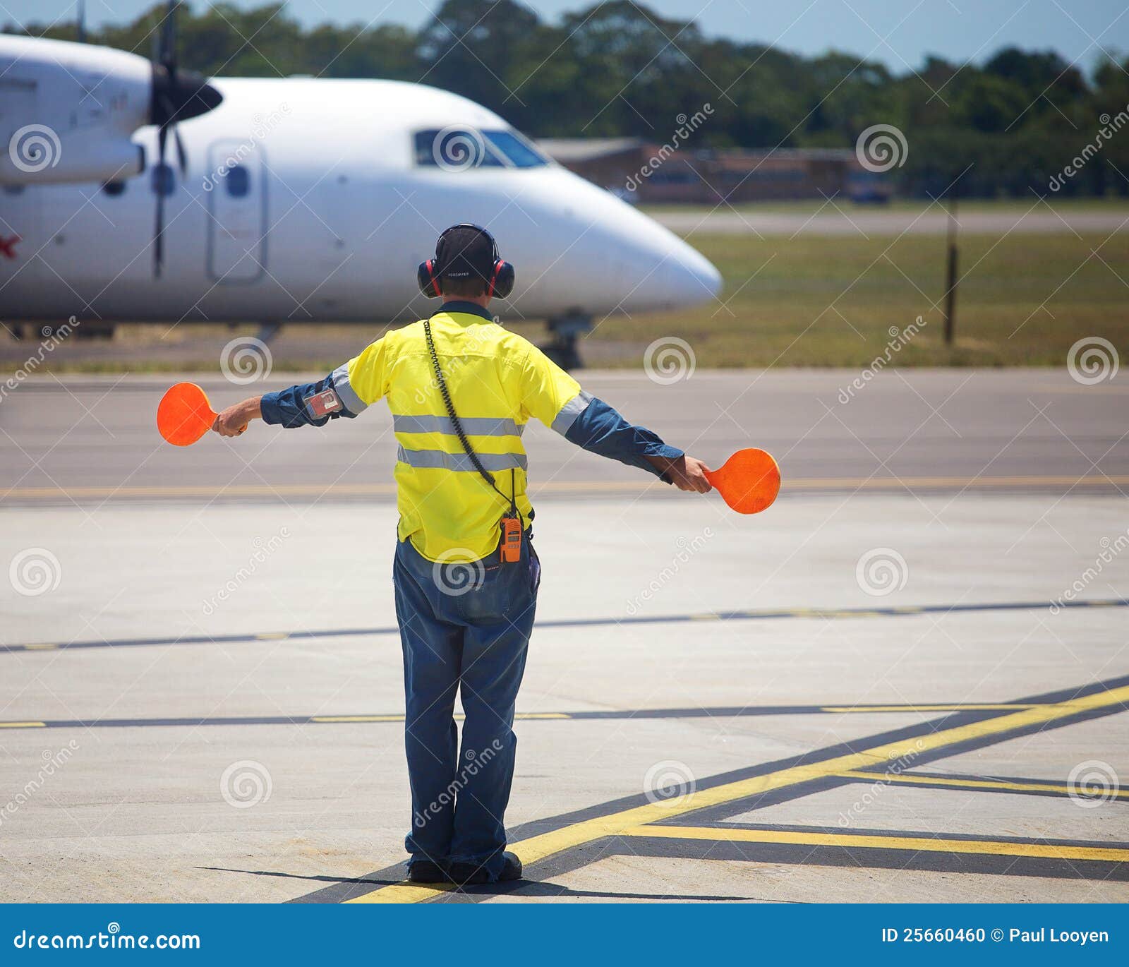 Plane taxiing editorial image. Image of aircraft, wing - 25660460