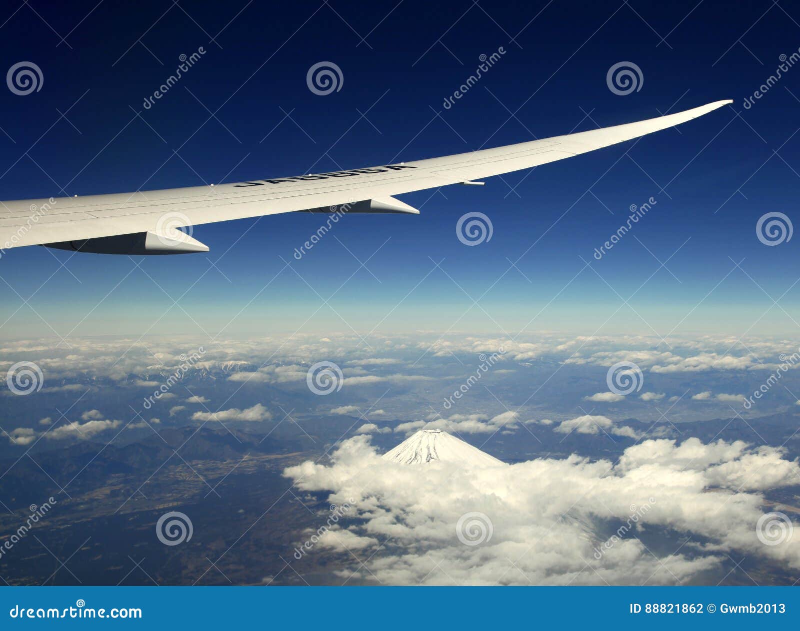 Plane Wing with Mount Fuji editorial photography. Image of plane - 88821862