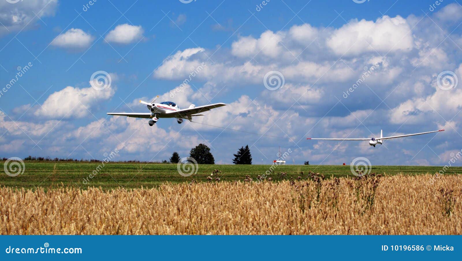Planeador que sube foto de archivo. Imagen de vuelo, prado - 10196586