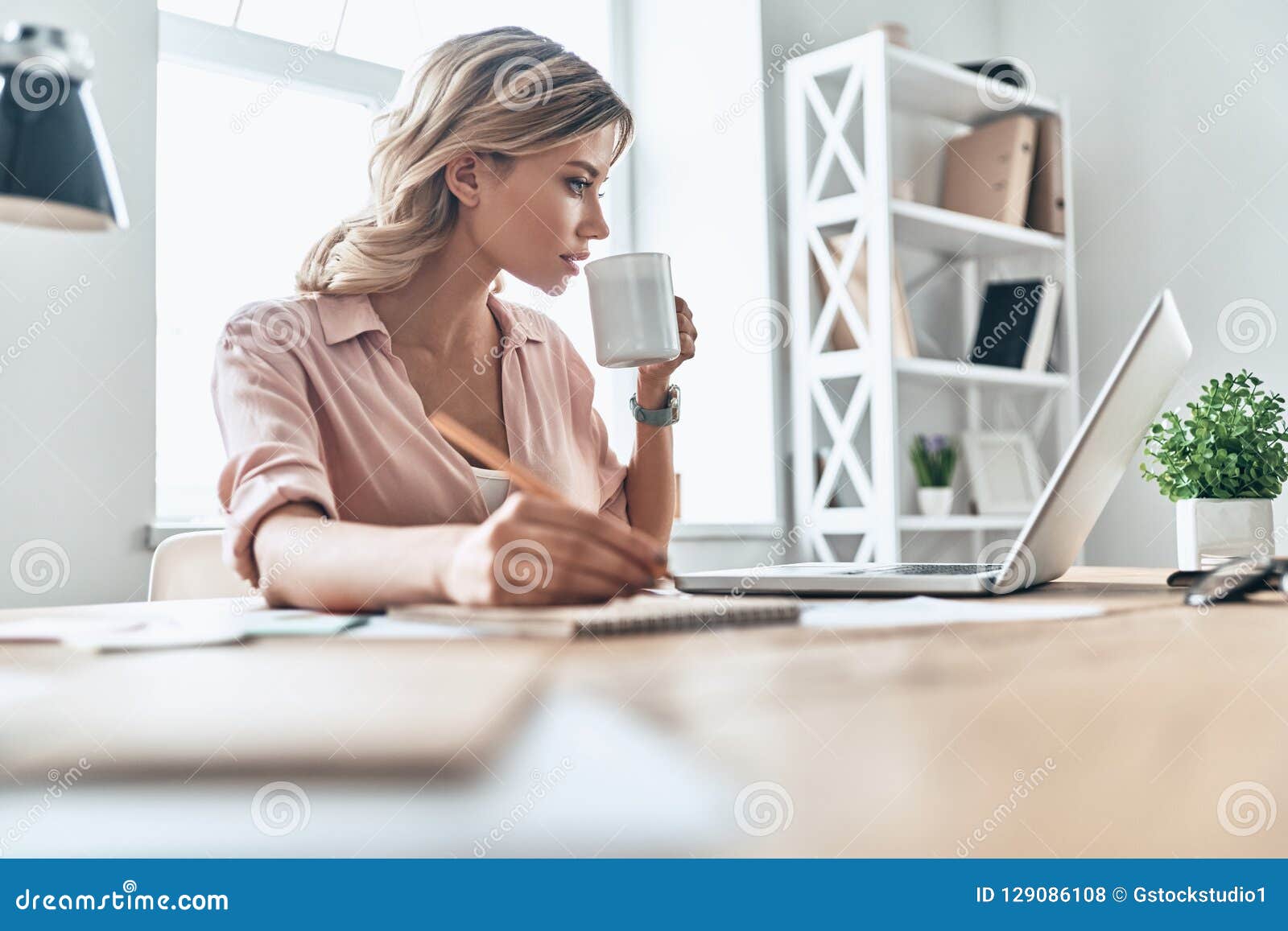 Planeando uma outra etapa foto de stock. Imagem de atrativo - 129086108