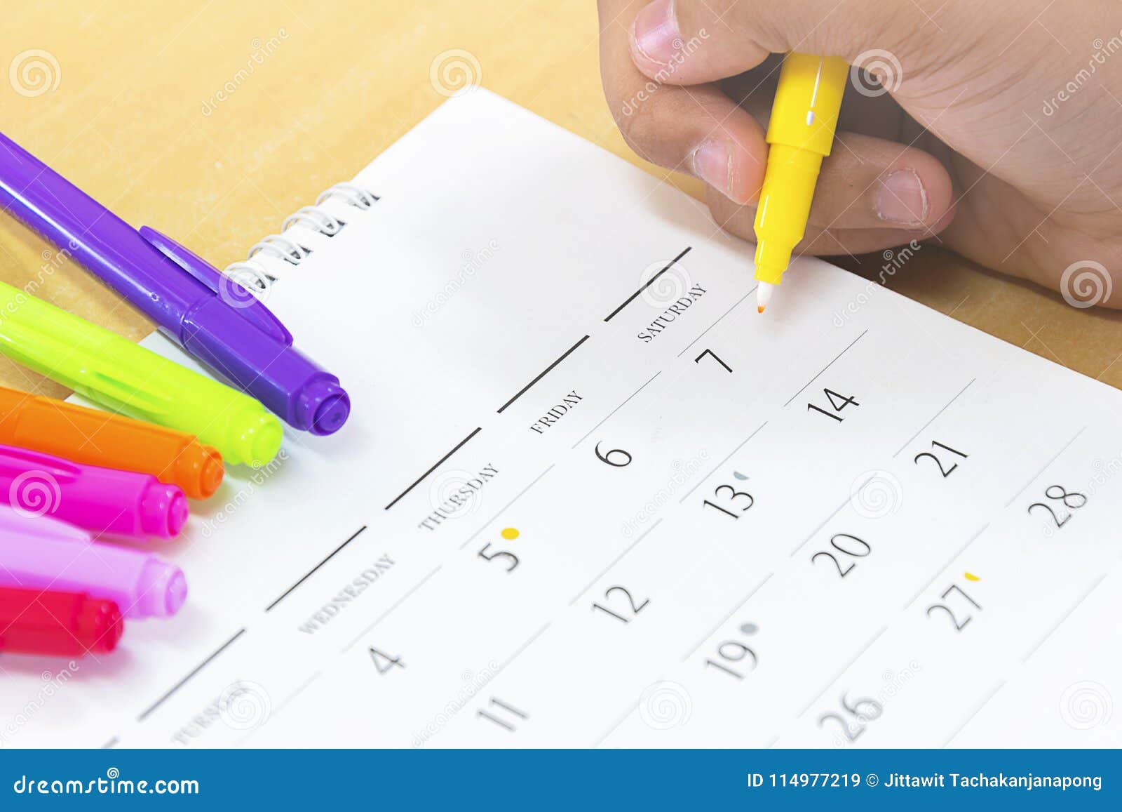 Planera En Ferieresplan, Kalender, Gul Penna, Datum Fotografering för ...