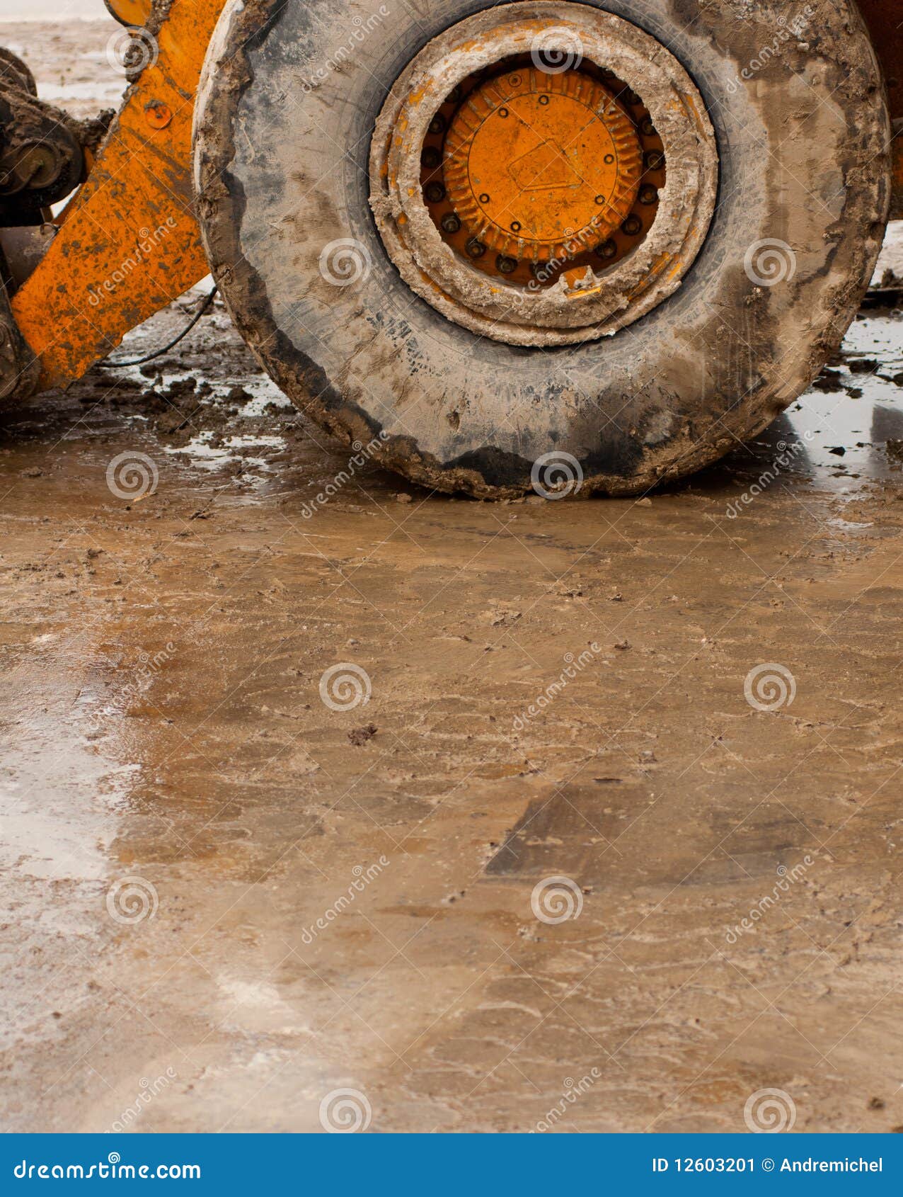 Planierraupe Tief Im Schlamm Stockbild - Bild von gelb, planierraupe ...