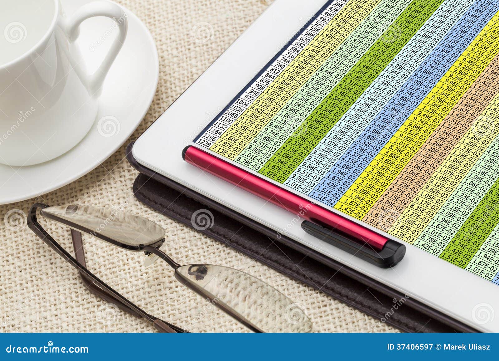 Planilha Dos Dados Na Tabuleta Digital Imagem de Stock - Imagem de café ...