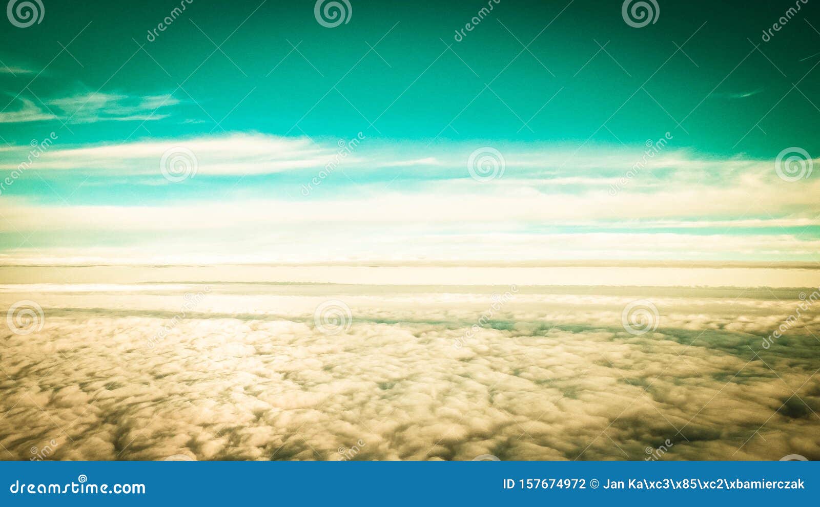 Plano de forma horizontal foto de archivo. Imagen de cumulonimbo ...