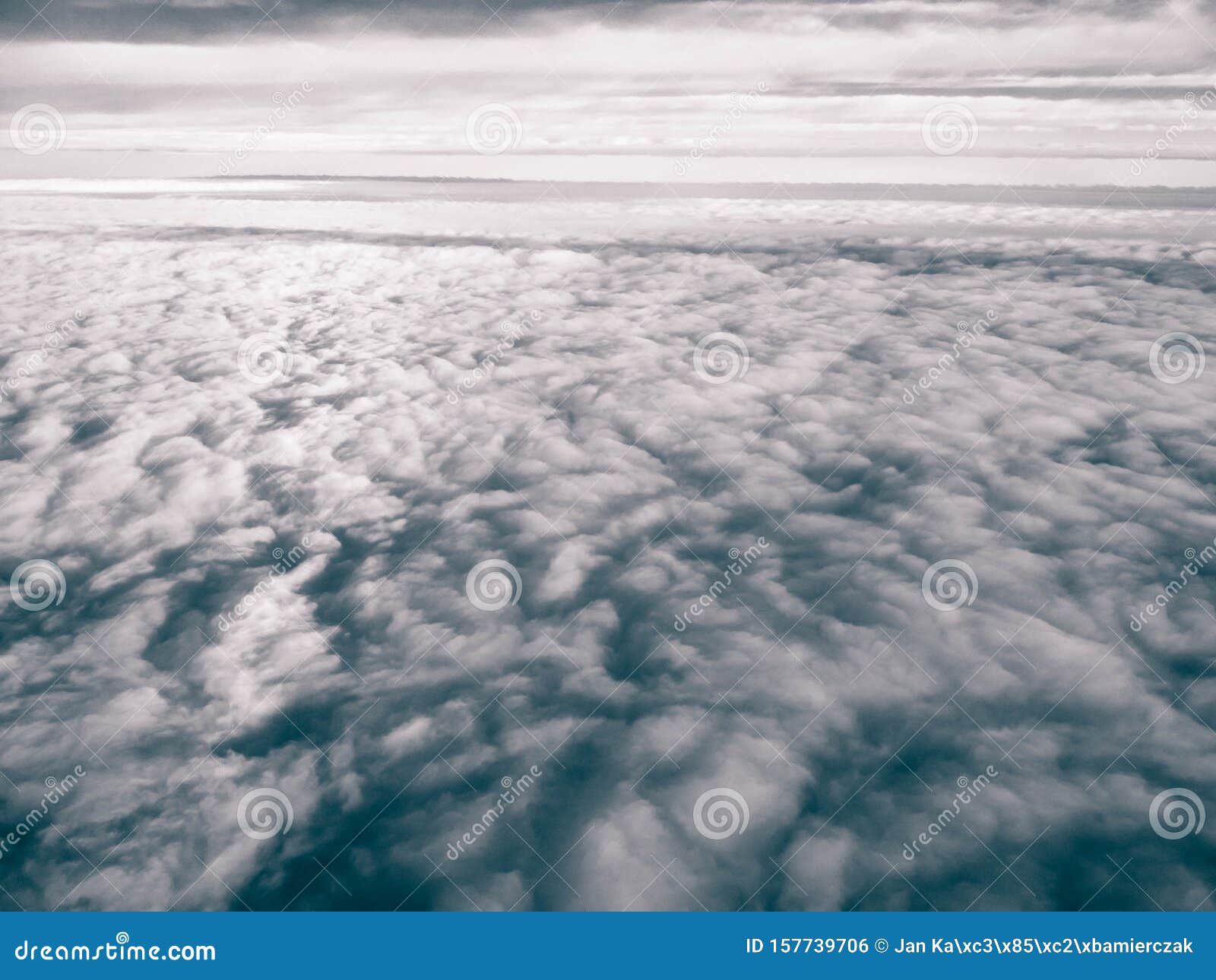 Plano de forma horizontal foto de archivo. Imagen de cumulonimbo ...