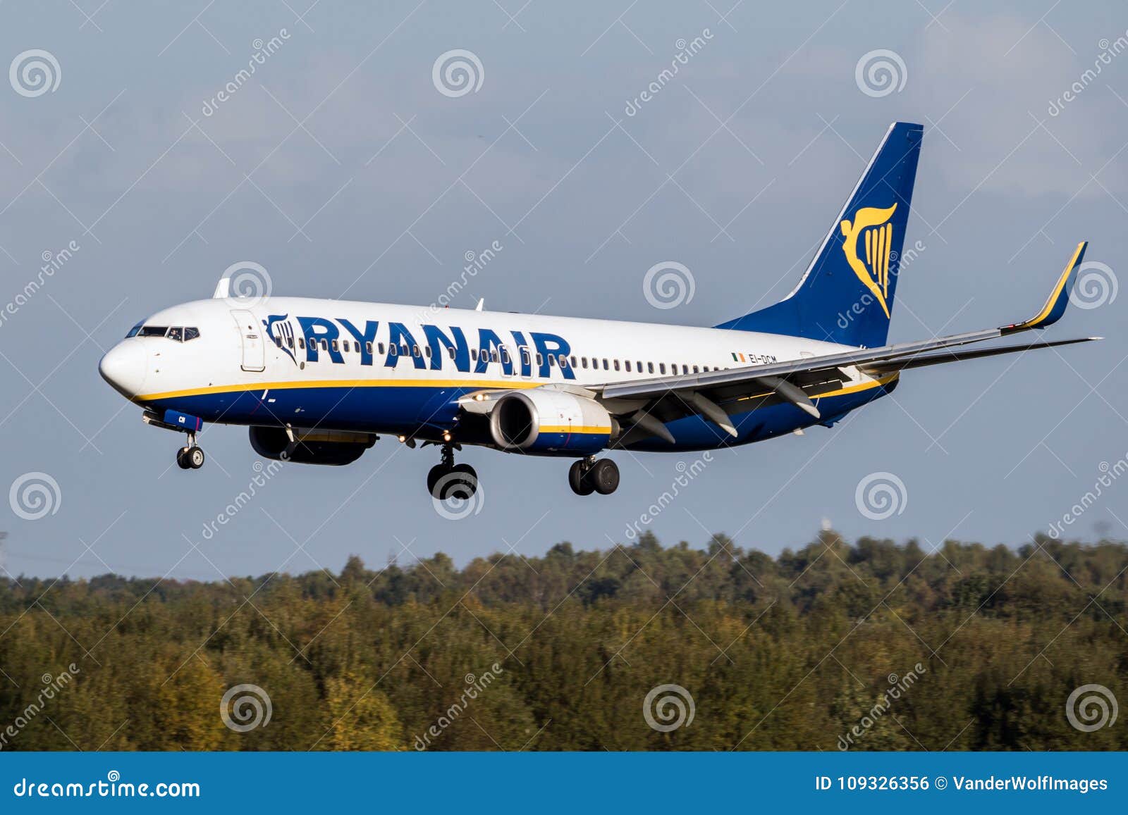 Plano De Ryanair Boeing 737 Foto Editorial - Imagem de comercial, plano ...