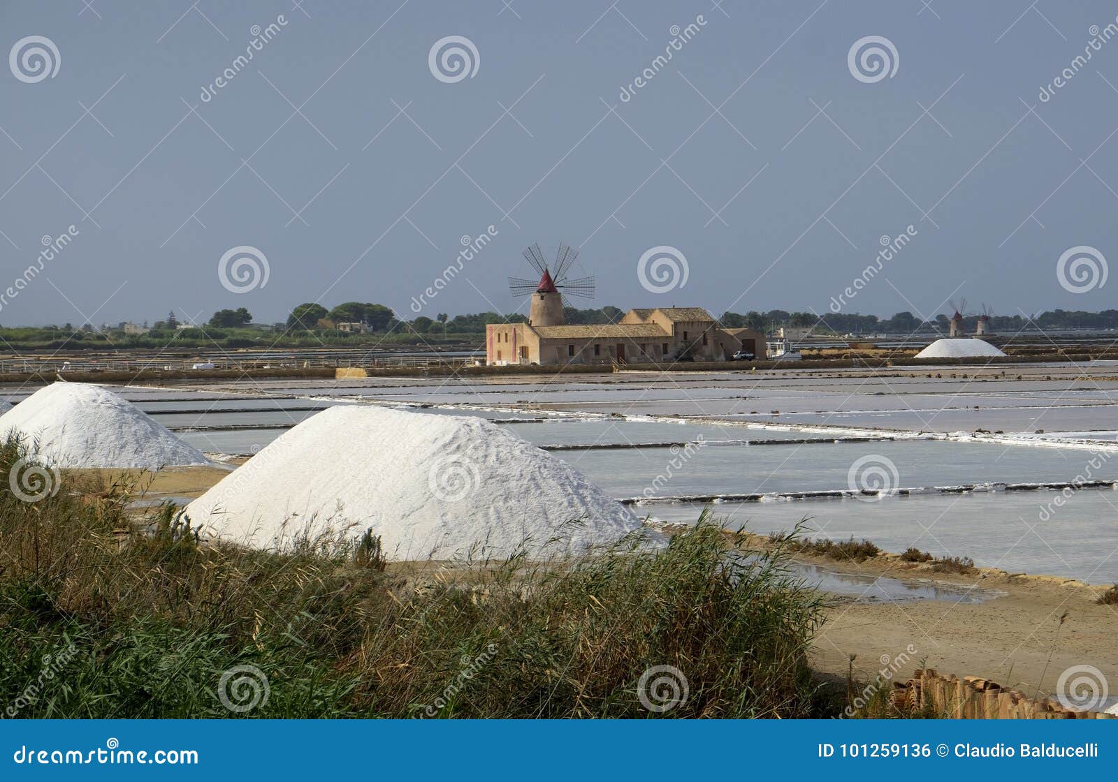 Planos Do Moinho De Vento E Do Sal Foto de Stock - Imagem de pilha ...
