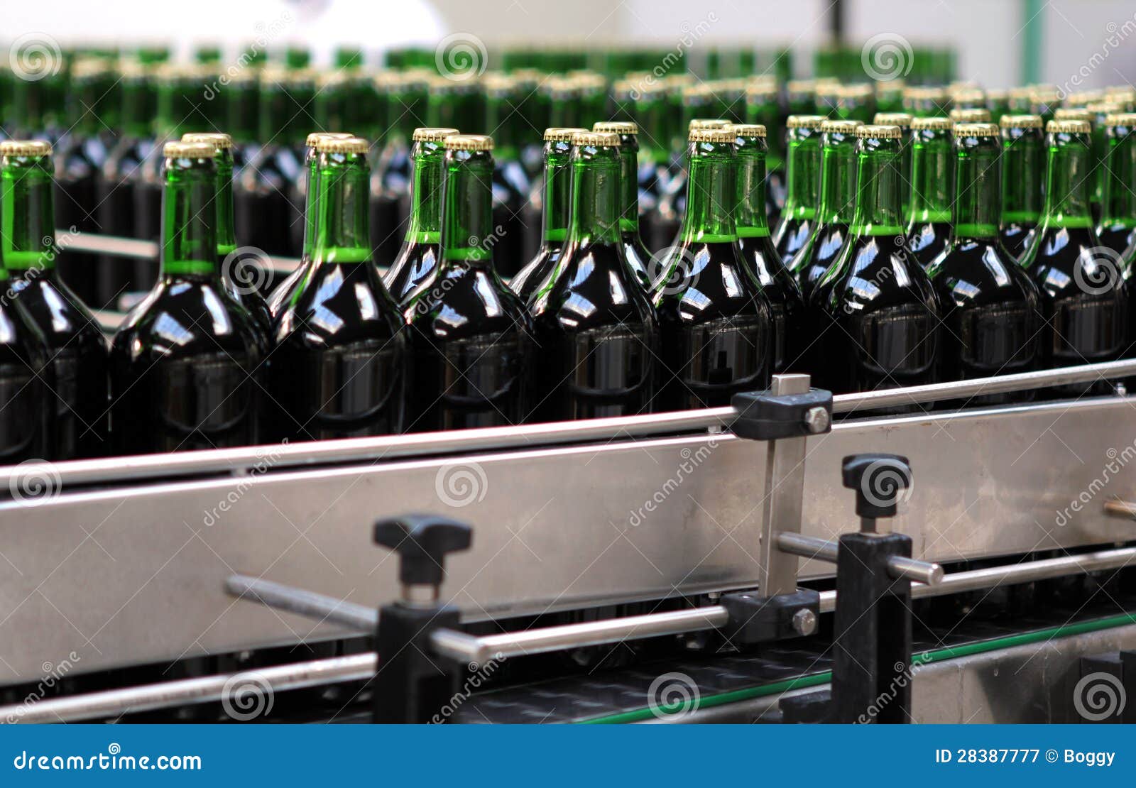 Planta de embotellamiento imagen de archivo. Imagen de cristal - 28387777