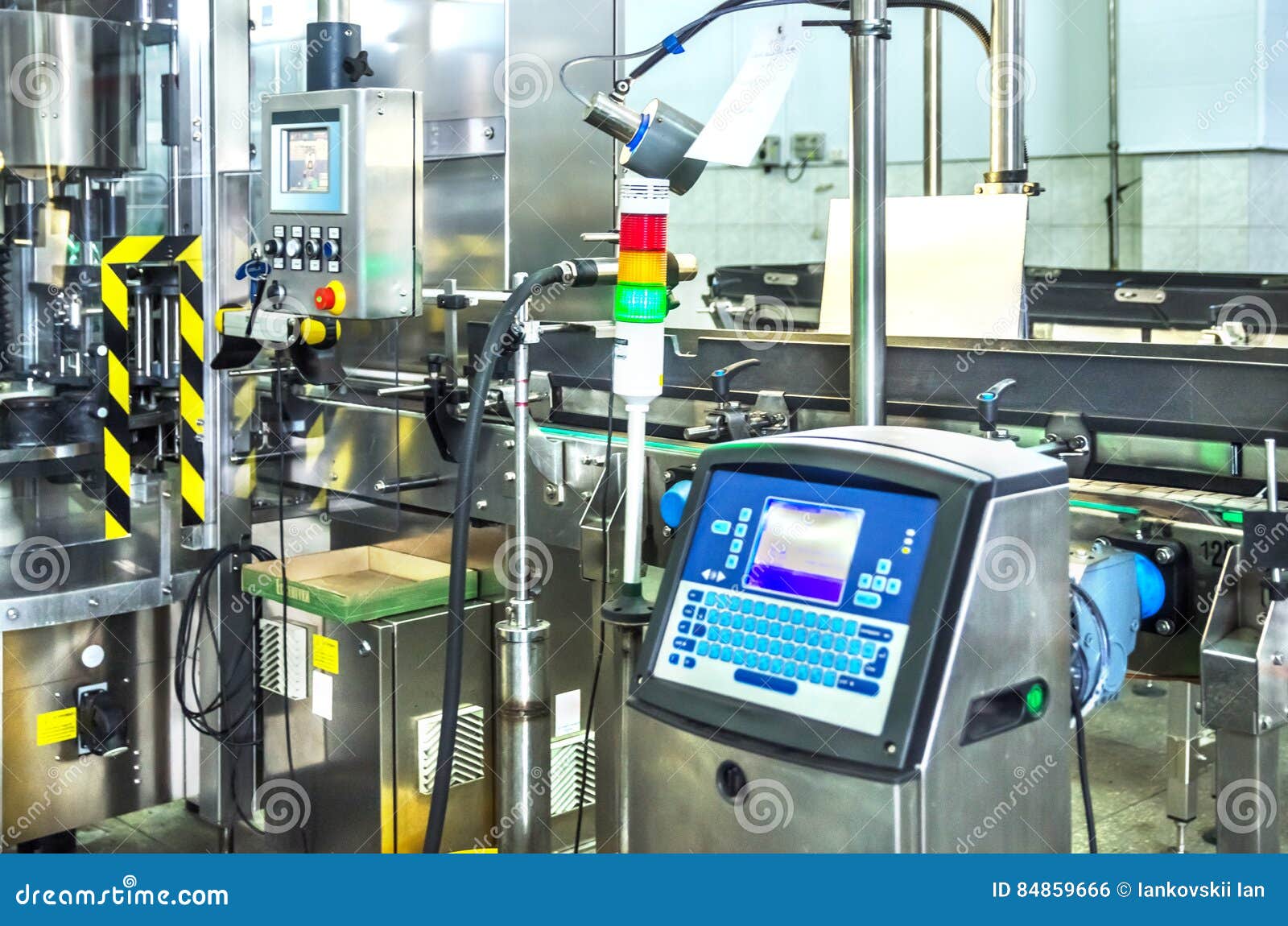 Planta De Embotellamiento Del Agua Foto de archivo - Imagen de mineral ...