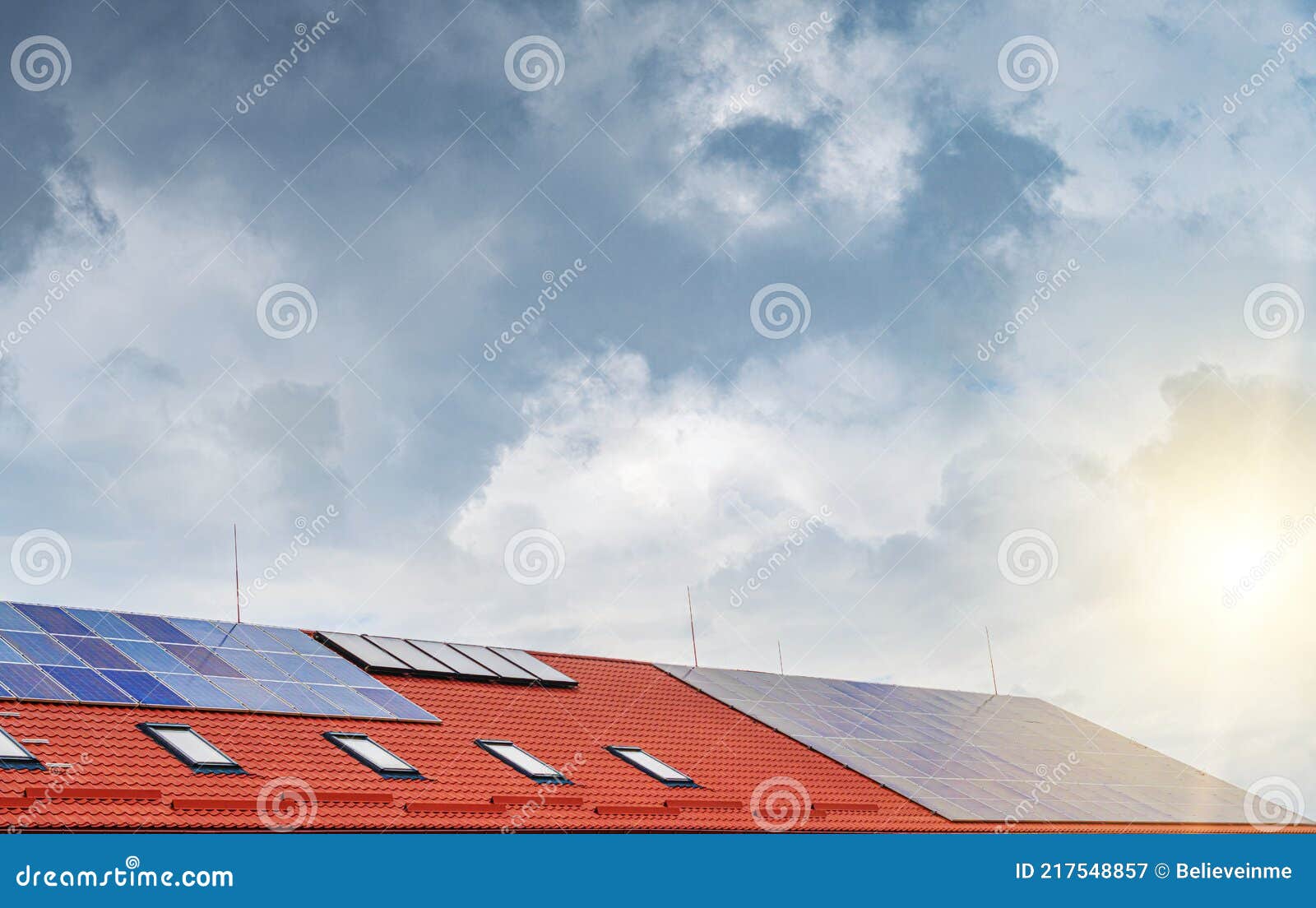 Planta De Energía De Panel Solar En El Techo De La Casa. Imagen de ...