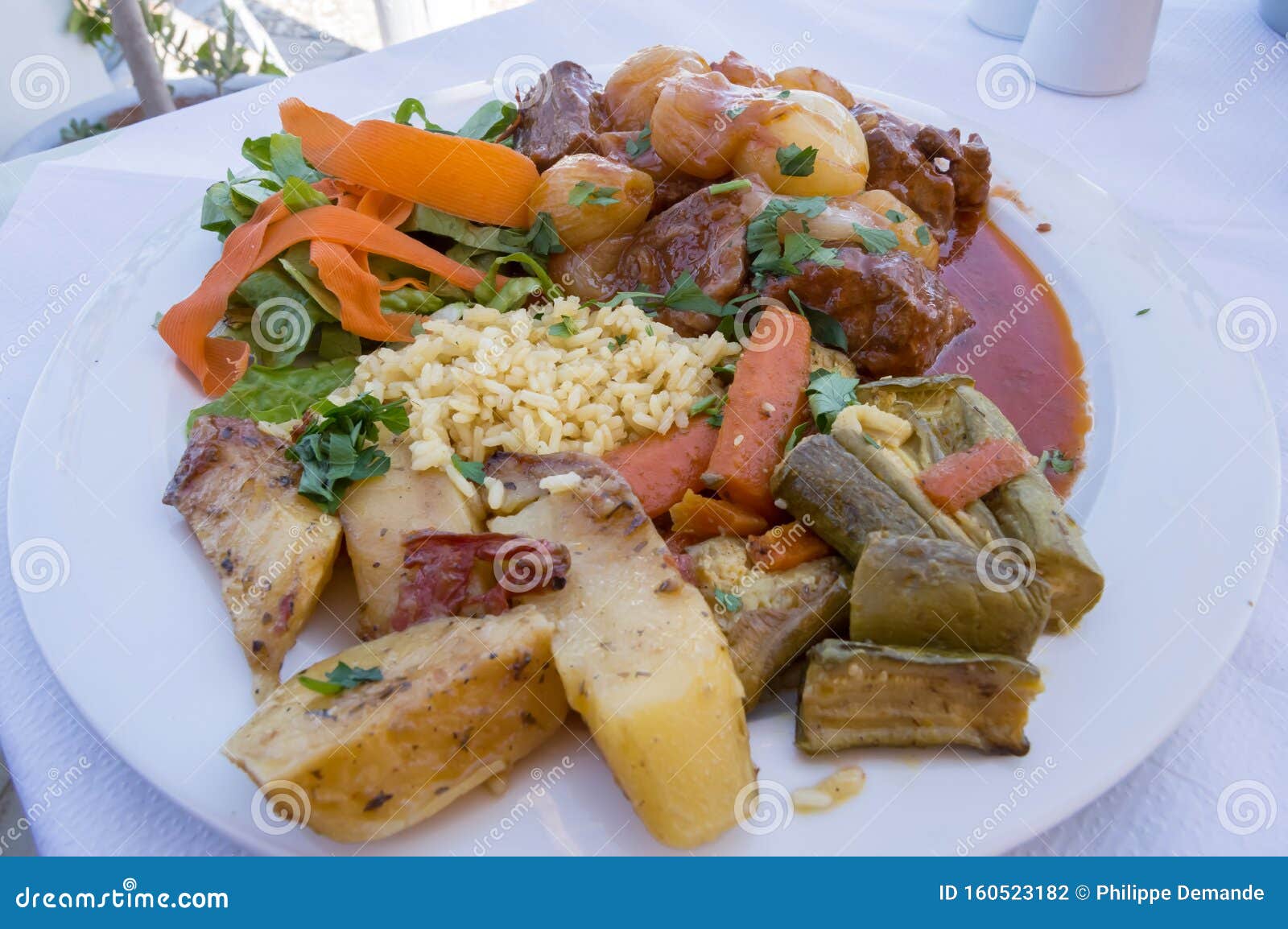 Planta De Estifado De Ternera Preparada Con Cebollas Foto de archivo ...