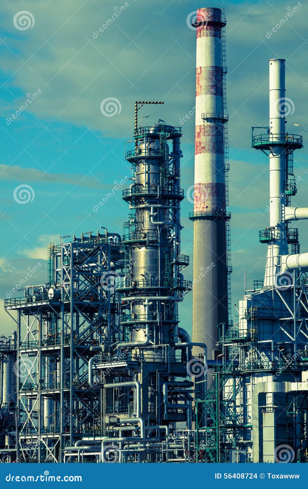 Planta del refinamiento foto de archivo. Imagen de combustible - 56408724