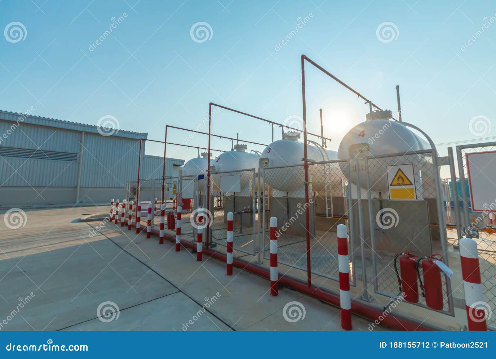 Planta Industrial Cisterna De Gas Lpg. Foto de archivo - Imagen de ...