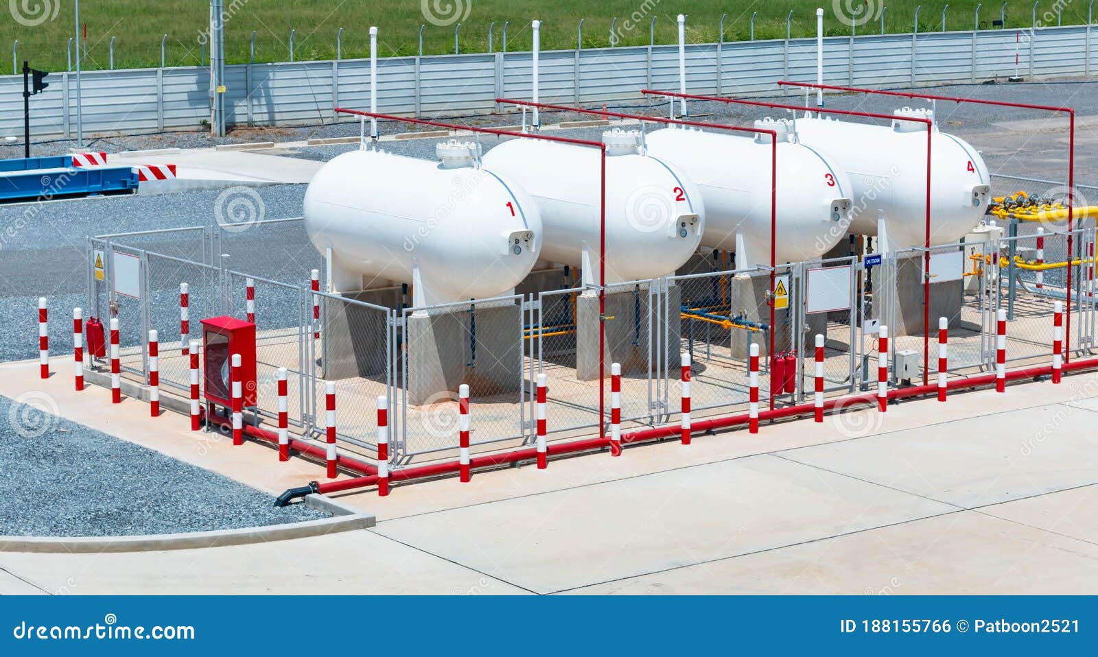 Planta Industrial Cisterna De Gas Lpg. Foto de archivo - Imagen de ...