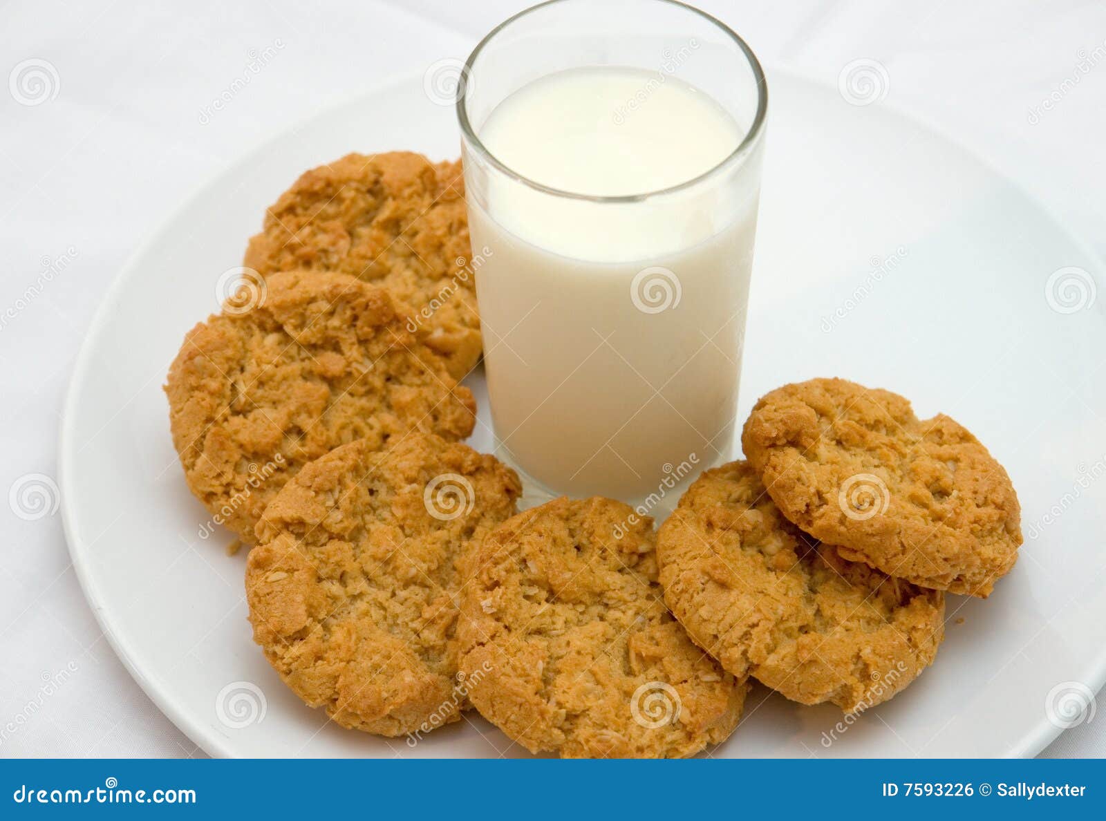 Plaque En Verre De Lait De Biscuits Photo stock - Image du cookie ...