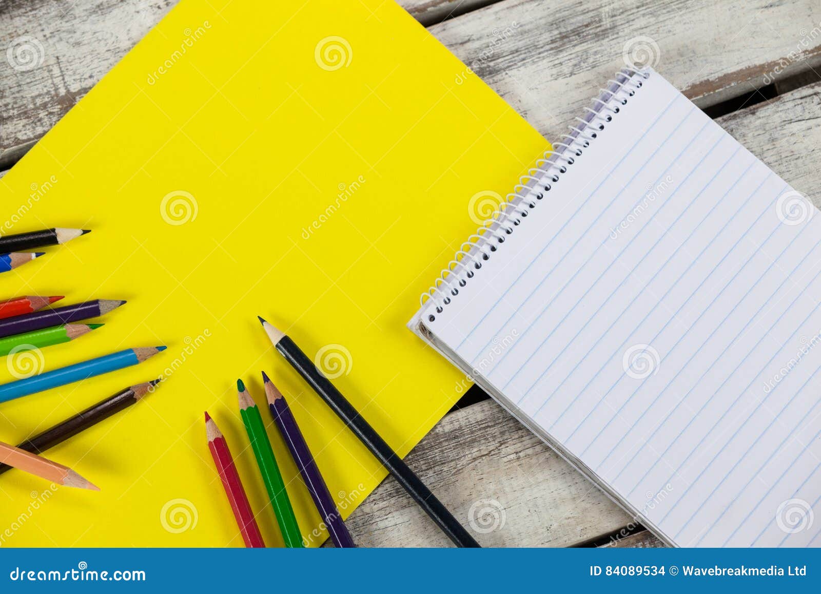 Plaquette, Crayons De Couleur Et Bloc-notes Jaunes Photo stock - Image ...