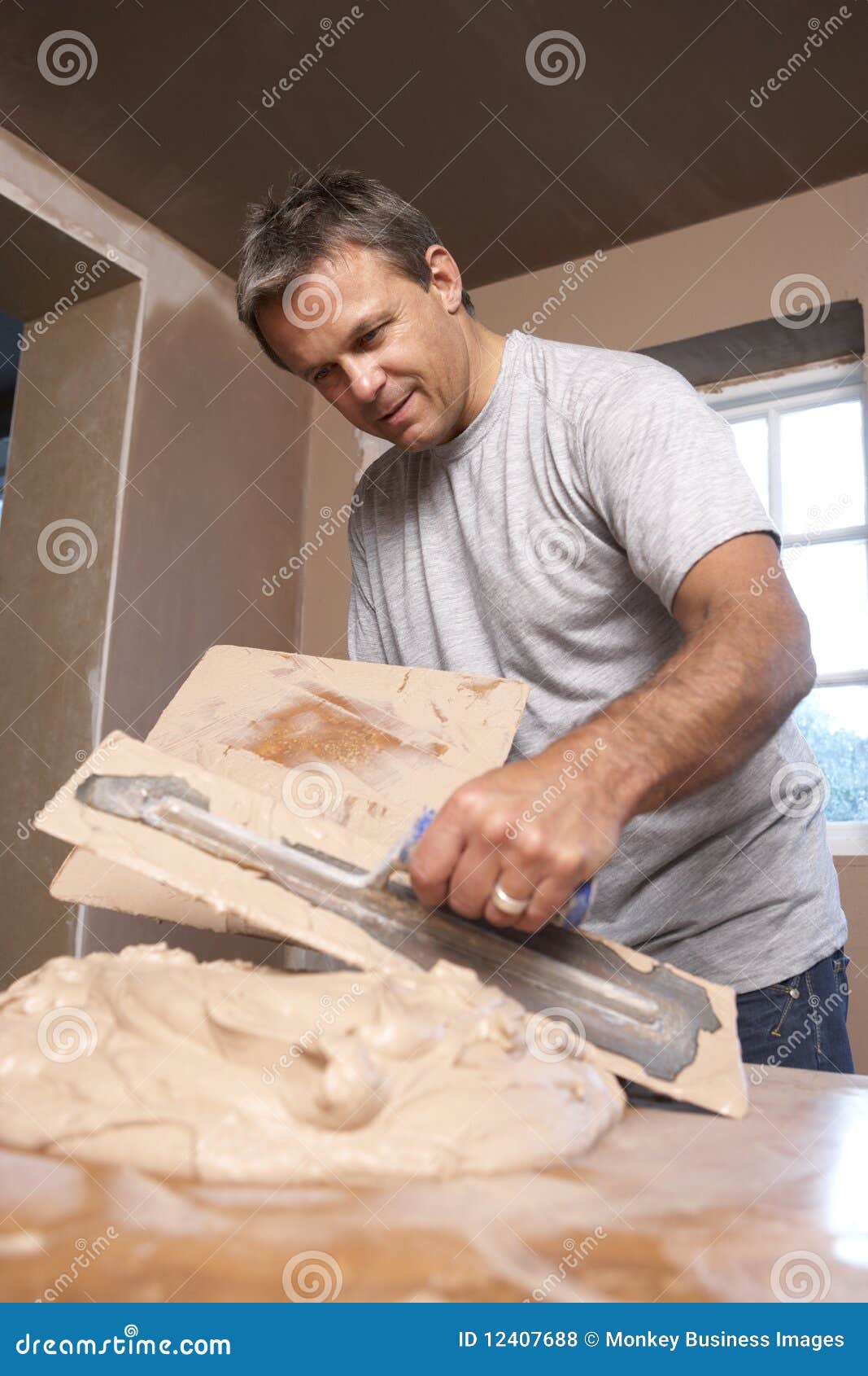 Plasterer-mischendes Pflaster Stockfoto - Bild von manuell, wand: 12407688