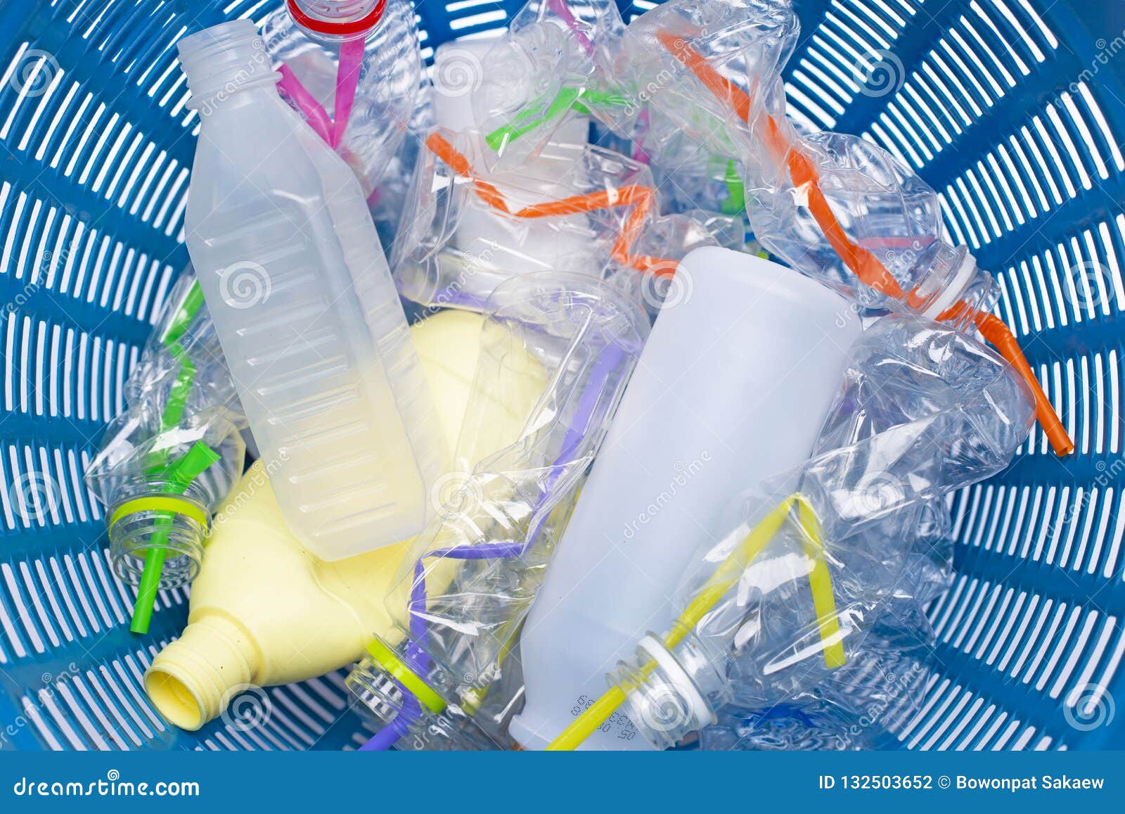 Plastic Afval, Plastic Flessen Met Stro in Afvalmand Stock Foto - Image ...