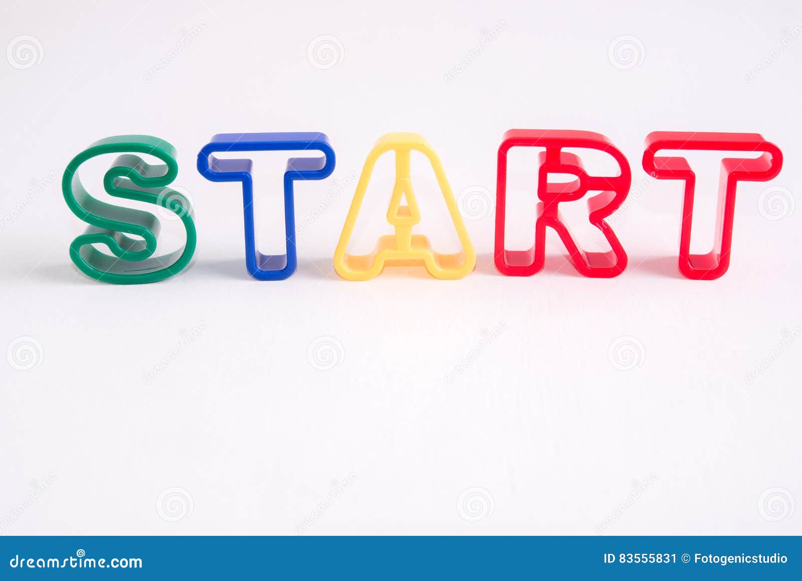 Plastic Alfabet Op Witte Achtergrond Met Woordbegin Stock Afbeelding ...