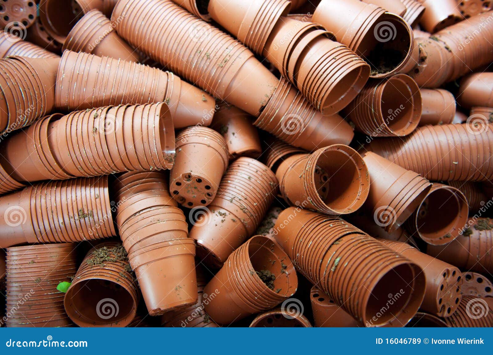 Plastic bloempotten stock afbeelding. Image of stapels - 16046789