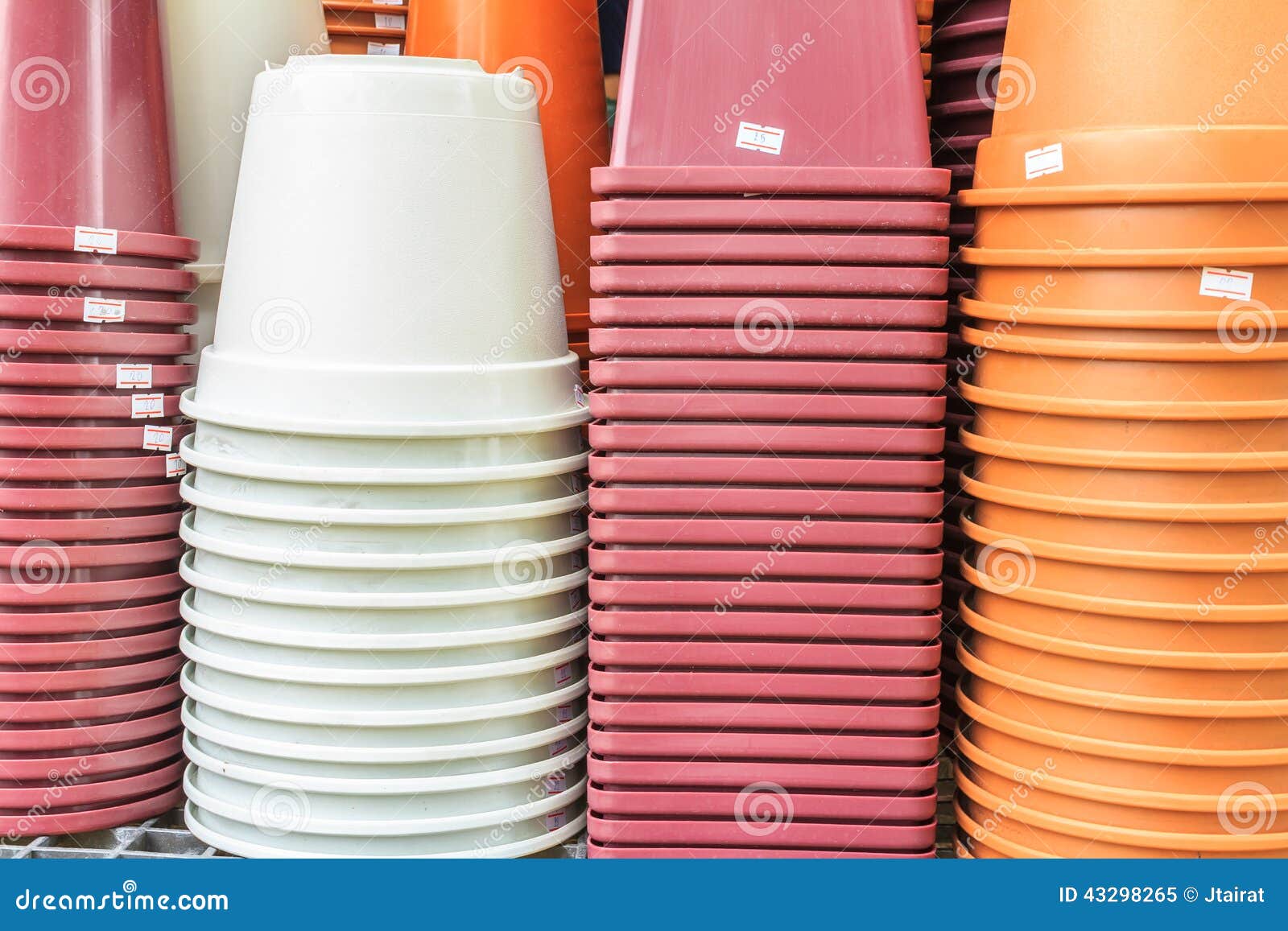 Plastic bloempotten stock afbeelding. Image of polymeer - 43298265