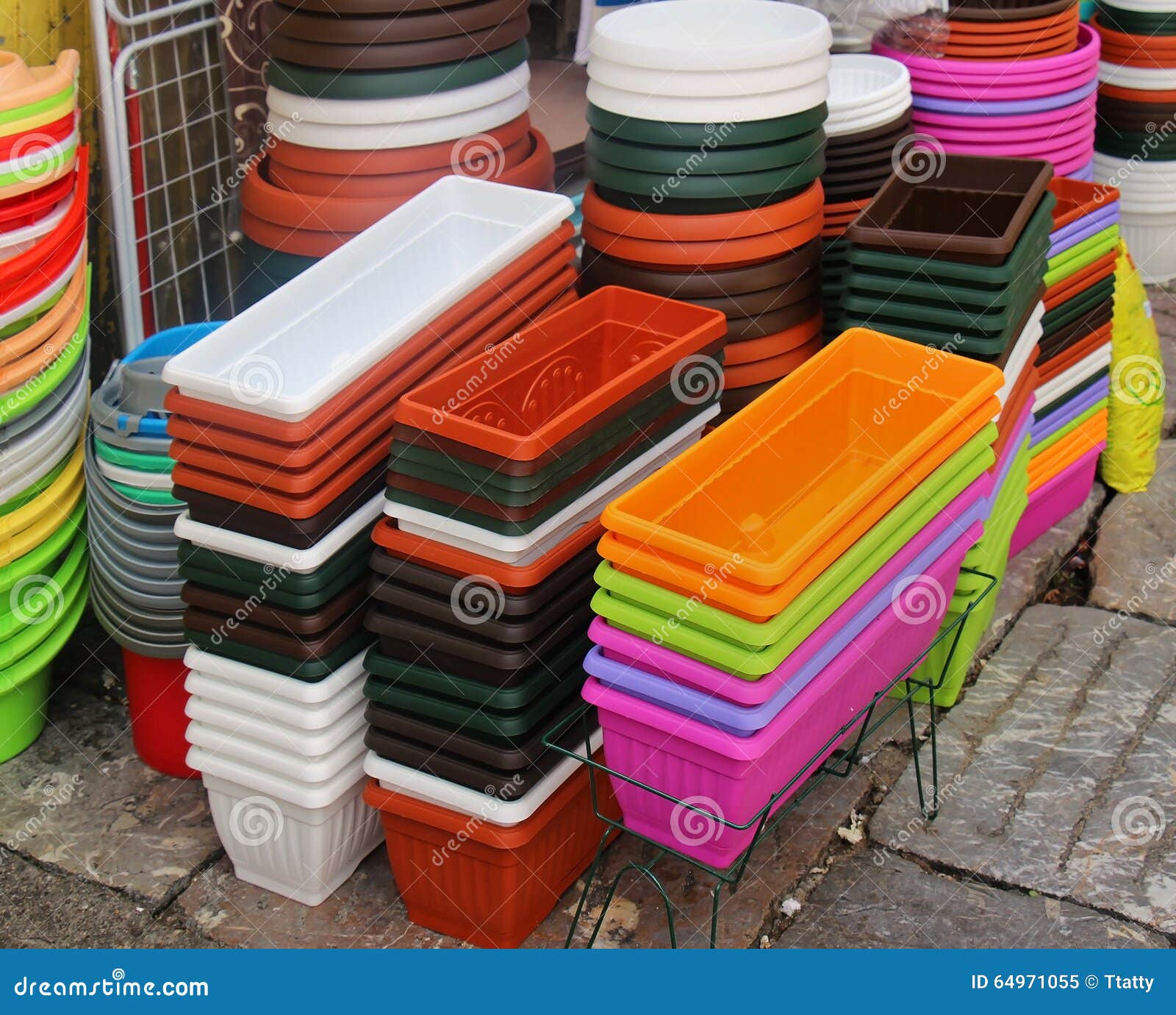 Plastic bloempotten stock afbeelding. Image of bloempot - 64971055