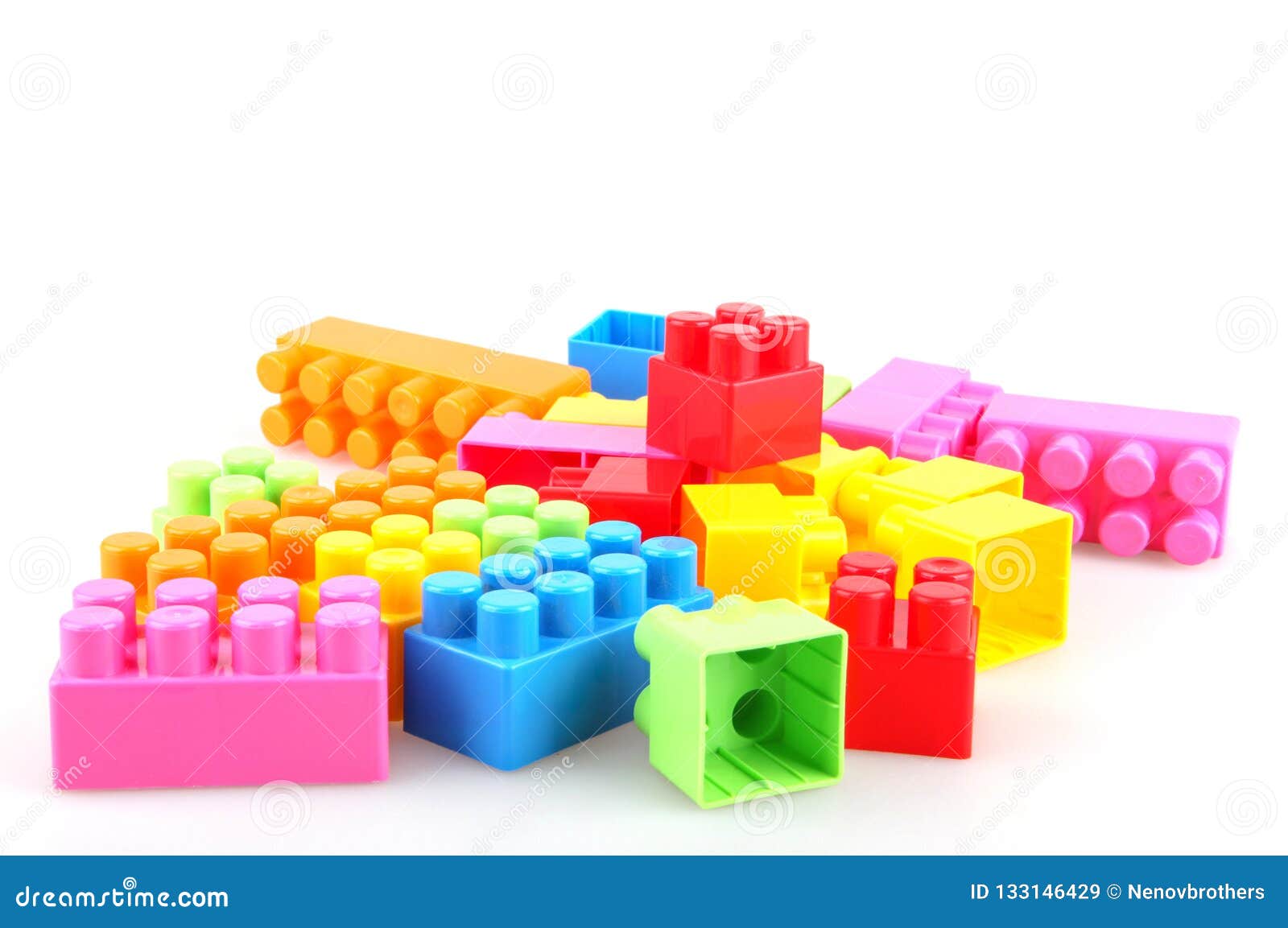 Plastic bouwstenen stock afbeelding. Image of blok, geometrisch - 133146429
