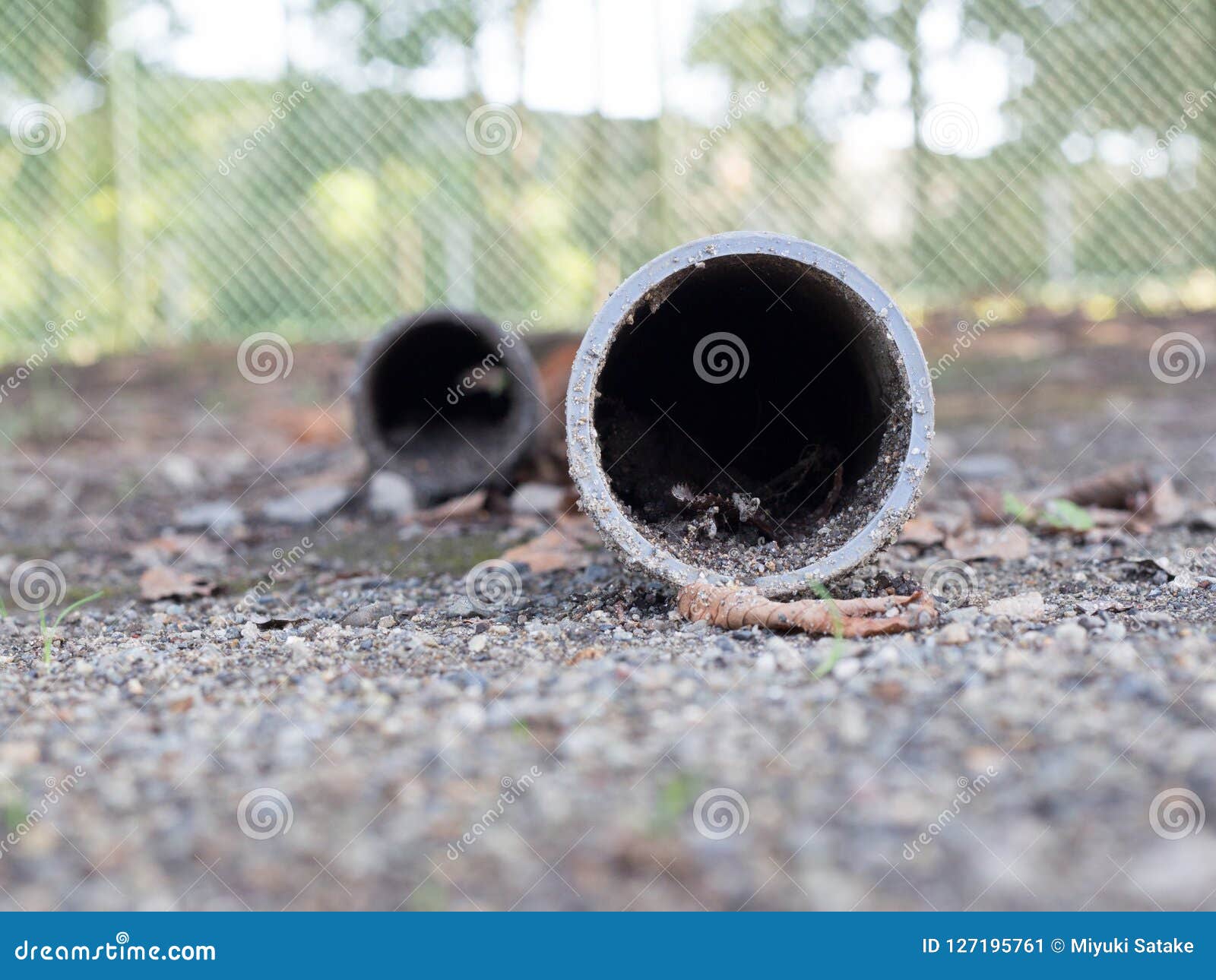Plastic Die Rioolbuis Met Wat Modder Wordt Gevuld Stock Afbeelding ...