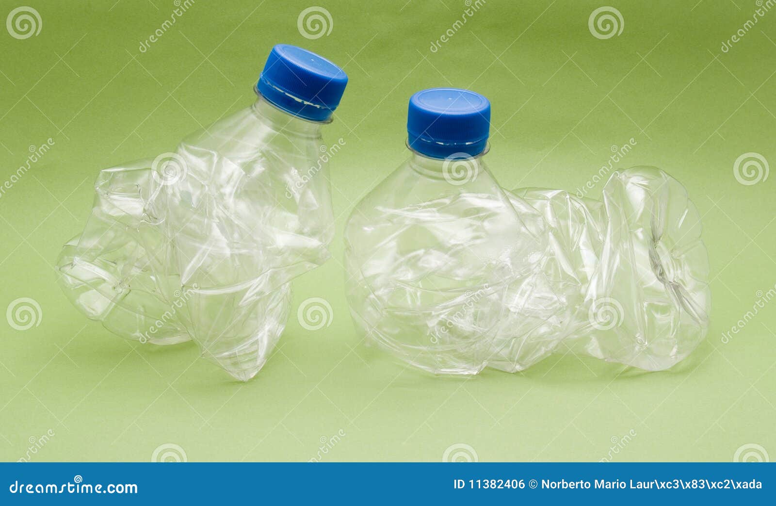 Plastic flessen stock foto. Image of transparant, beschikbaar - 11382406