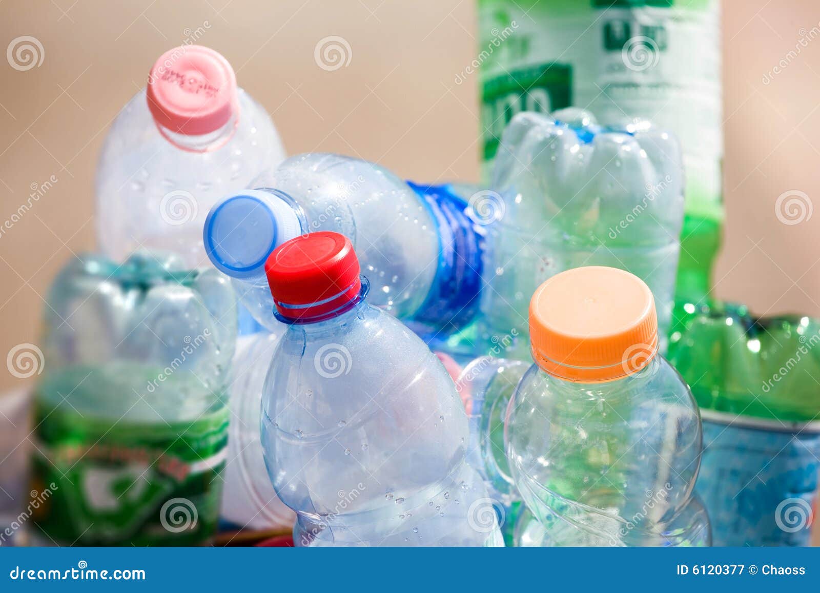 Plastic flessen stock afbeelding. Image of houder, leeg - 6120377