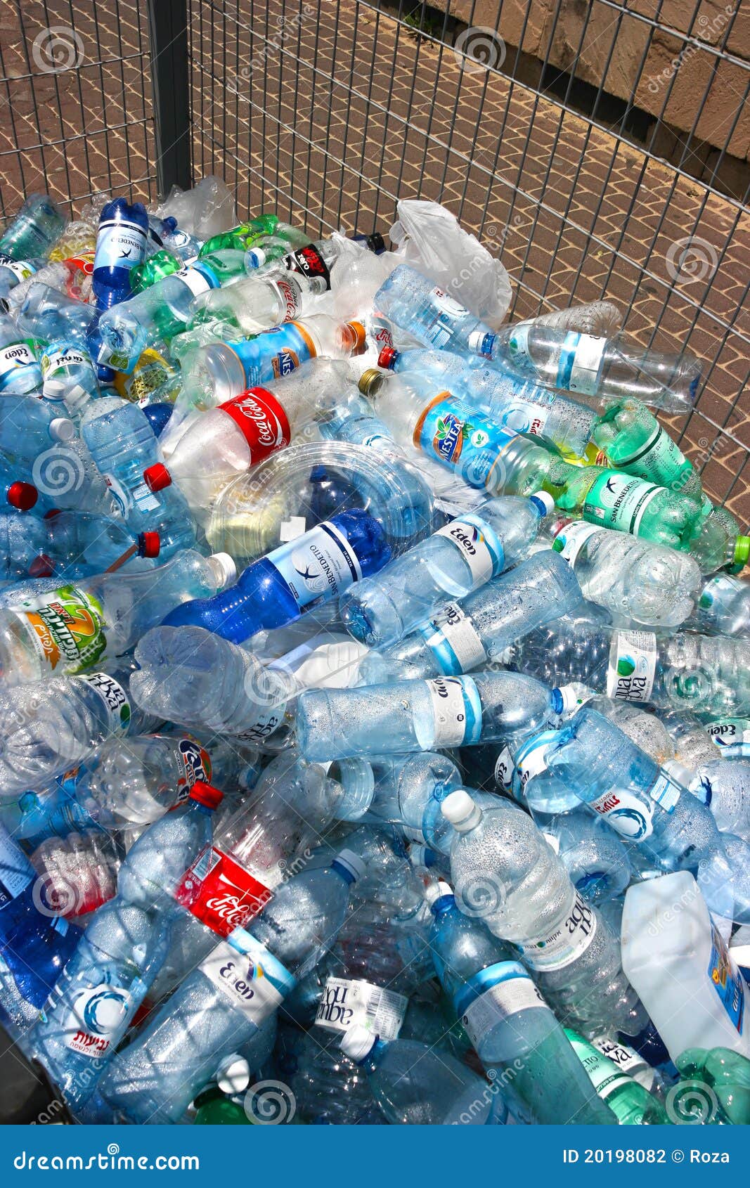 Plastic Flessen Die Centrum Recycleren Redactionele Fotografie - Image ...