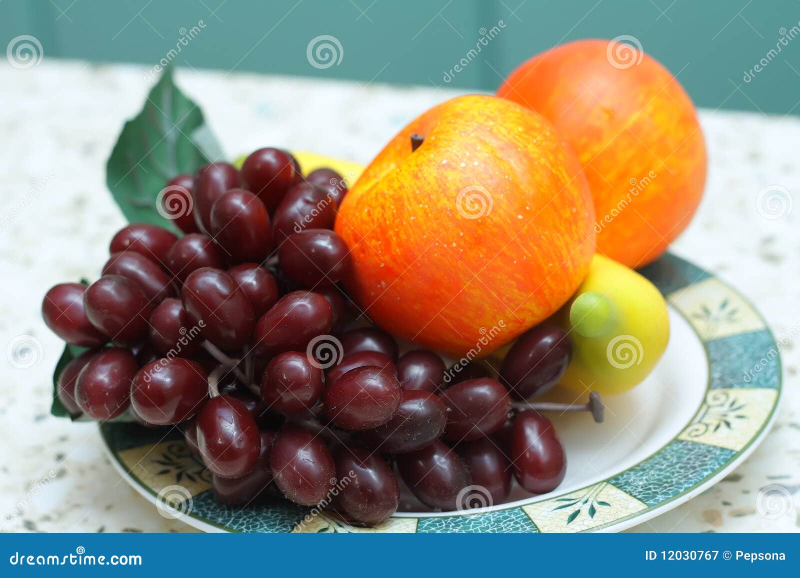 Plastic Fruit stock afbeelding. Image of groen, banaan - 12030767