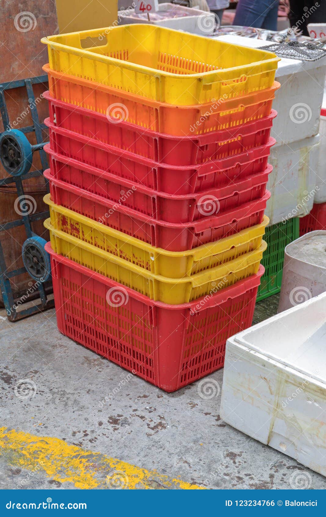 Plastic kratten stock foto. Image of verzending, kleurrijk - 123234766