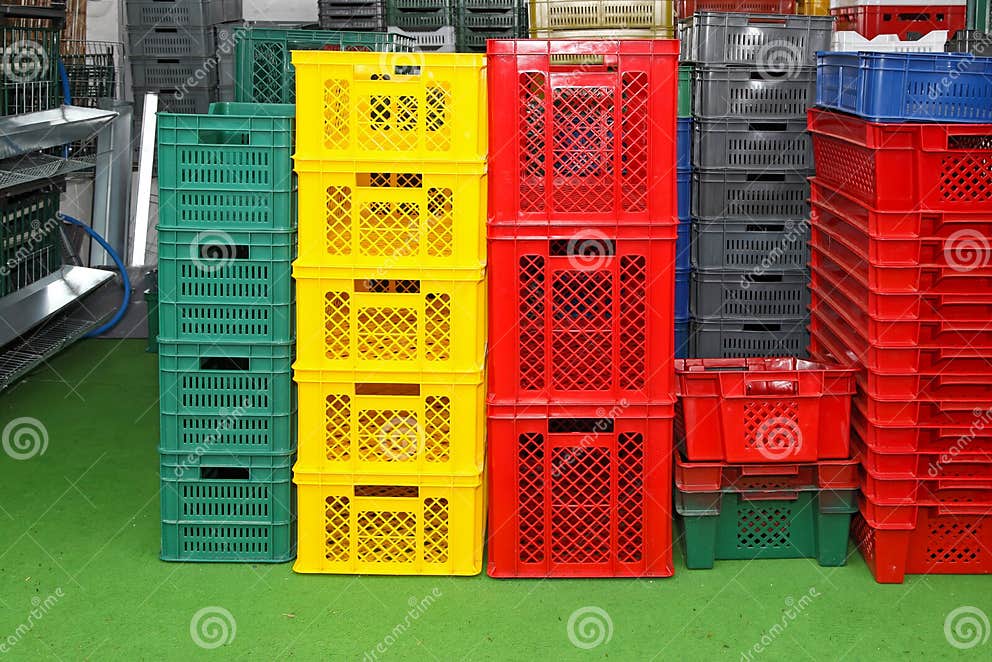 Plastic kratten stock foto. Image of houder, verzending - 26134504