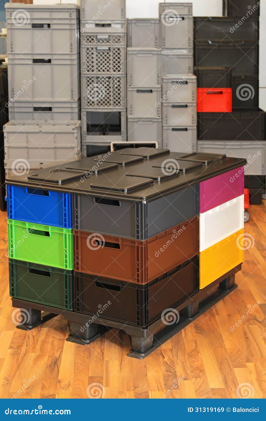 Plastic kratten stock afbeelding. Image of apparatuur - 31319169