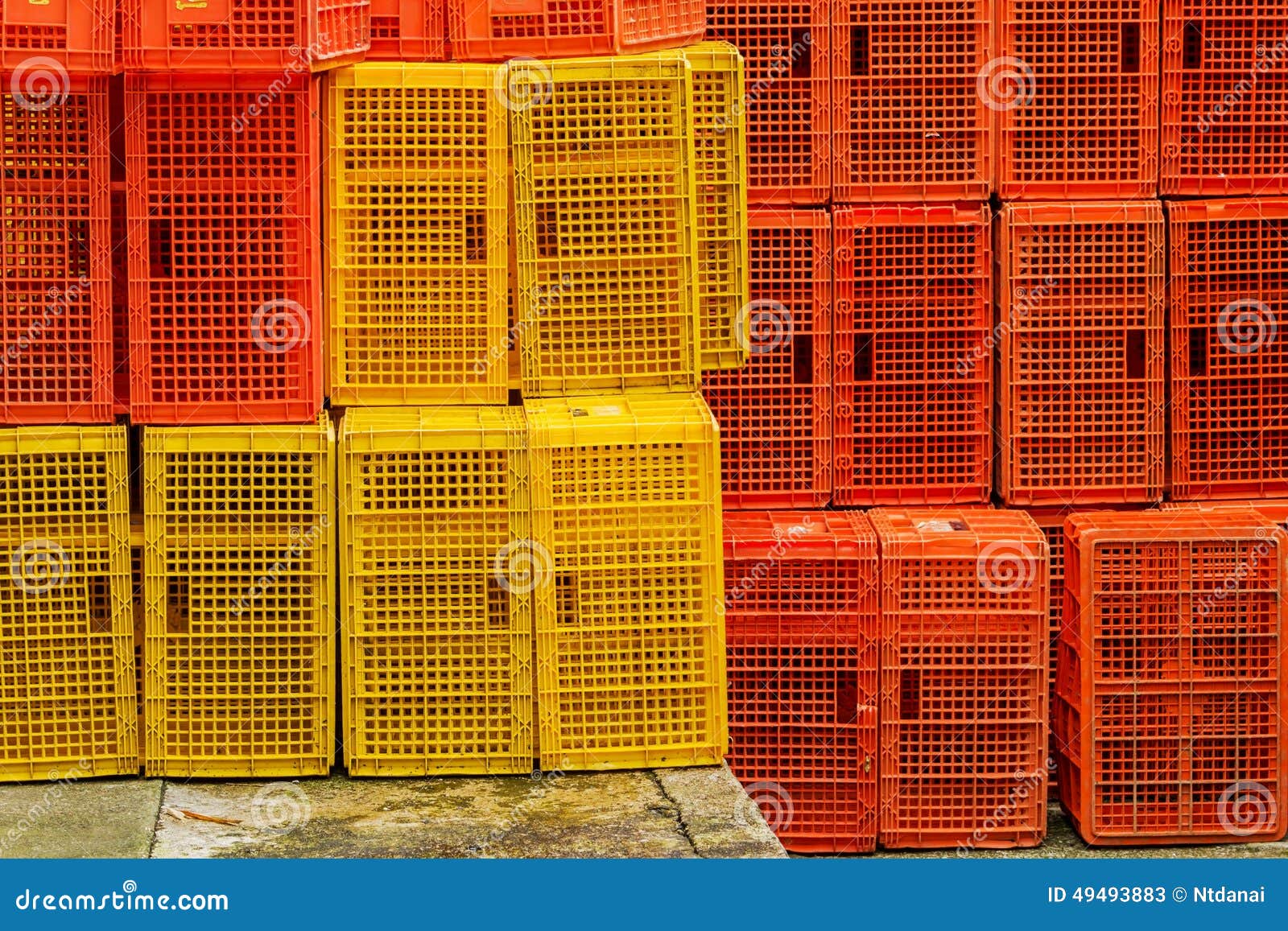 Plastic kratten stock afbeelding. Image of geel, plantaardig - 49493883