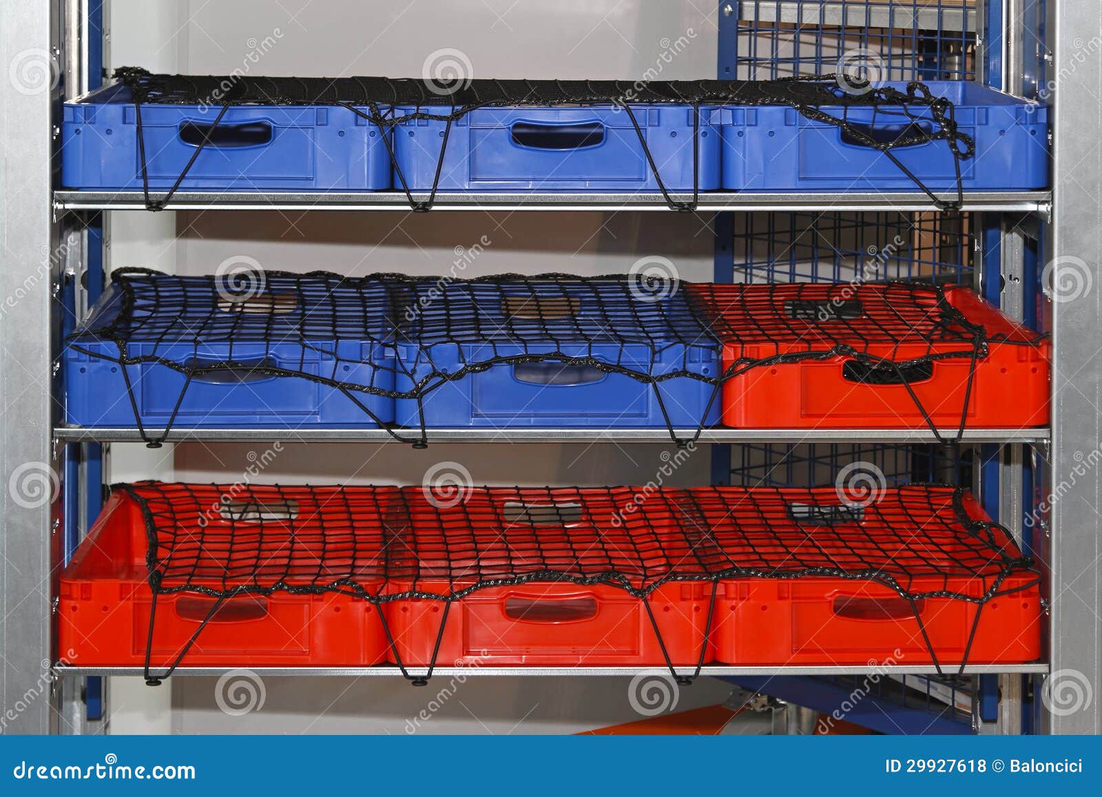 Plastic kratten stock foto. Image of doos, pakhuis, industrie - 29927618