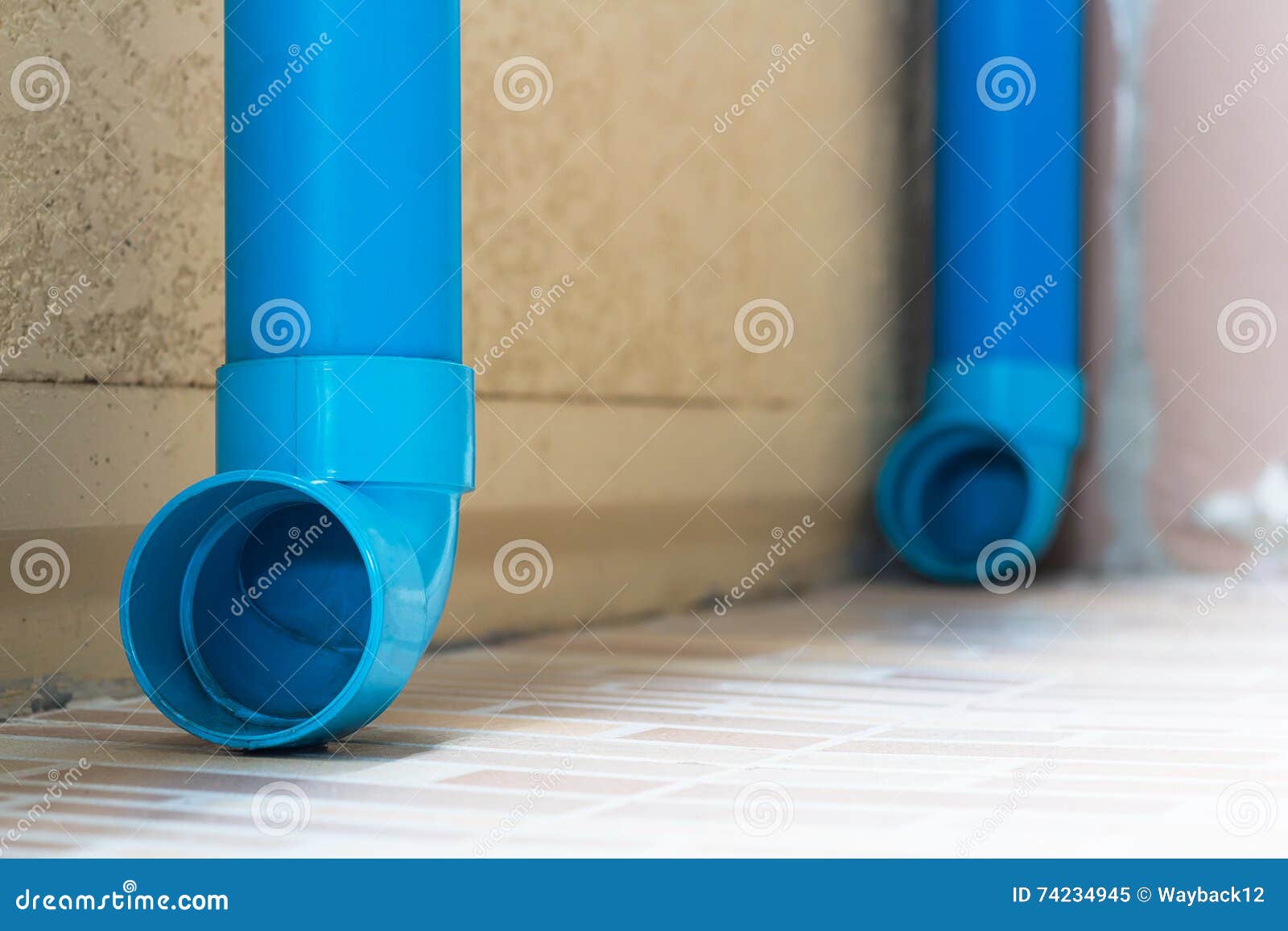 Plastic Rioolbuis, Dakgoot stock afbeelding. Image of loodgieterswerk ...