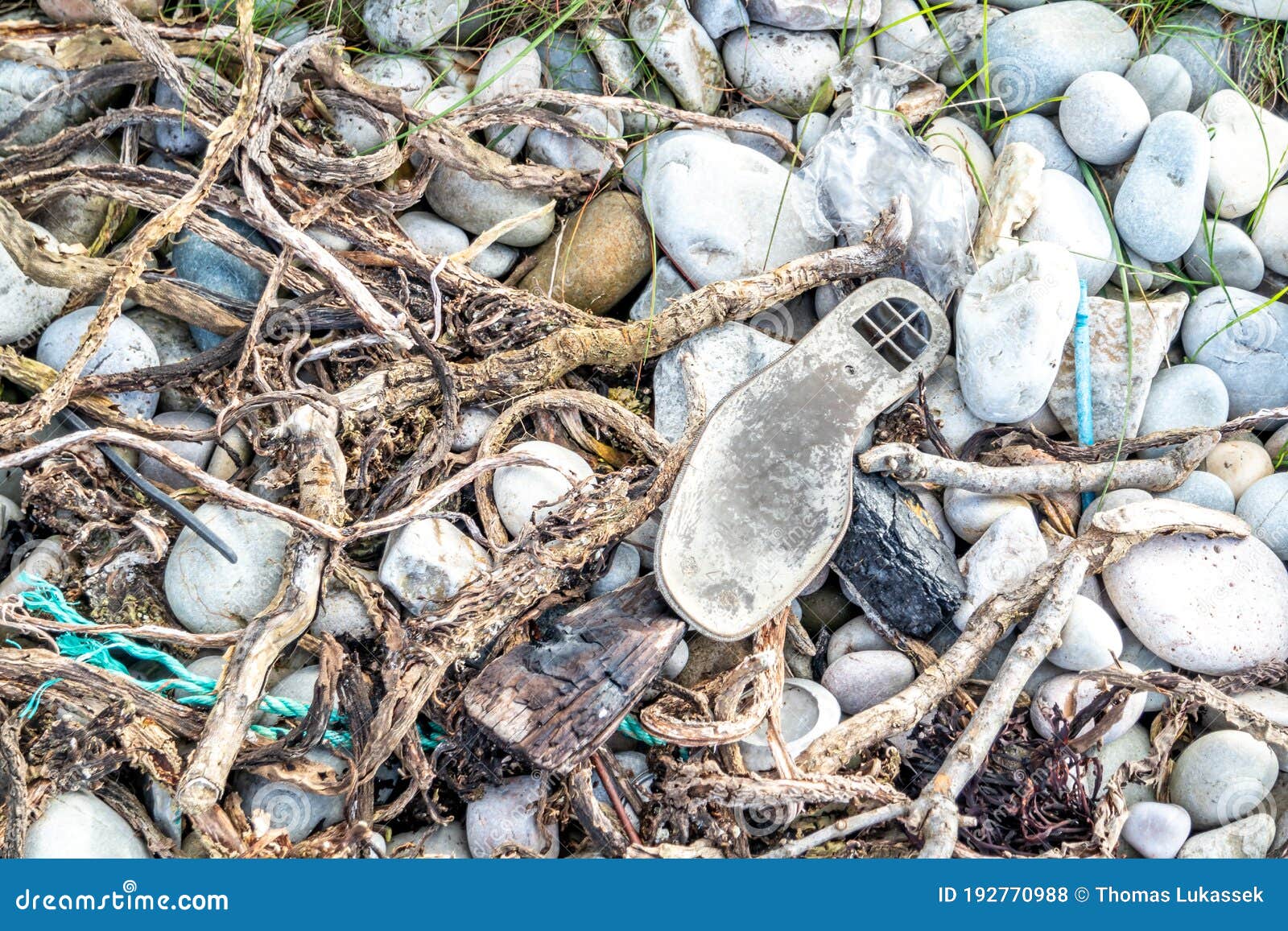 Plastic Vervuiling En Bodem Van Een Voet Op Het Grindstrand Stock Foto ...