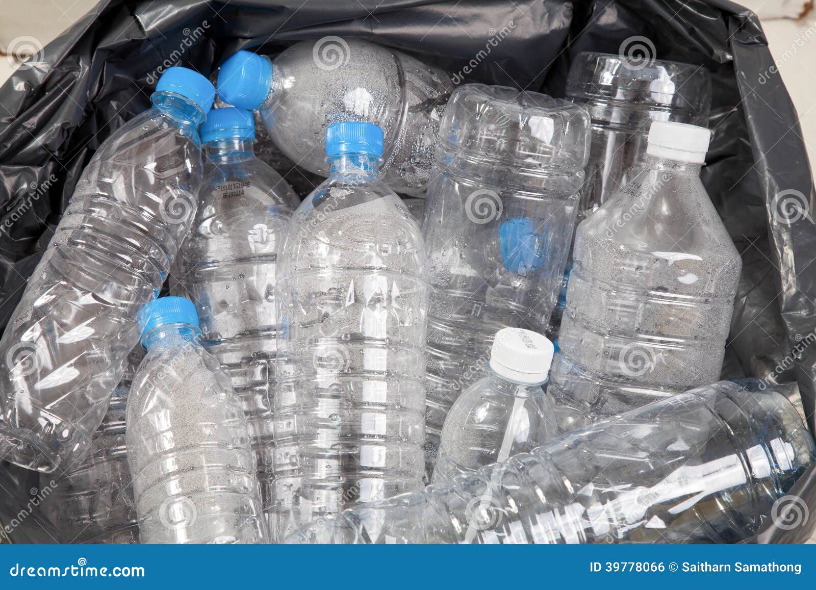 Plastic Waterflessen in De Afvalhoop Stock Foto - Image of stortplaats ...