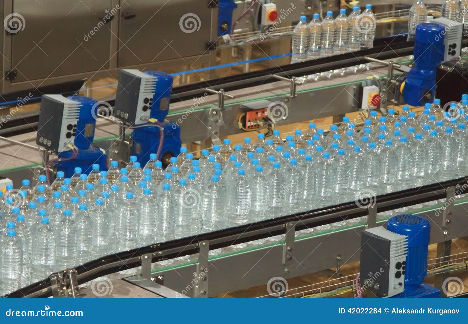 Plastic Waterflessen Op Transportband Stock Foto - Image of velen ...