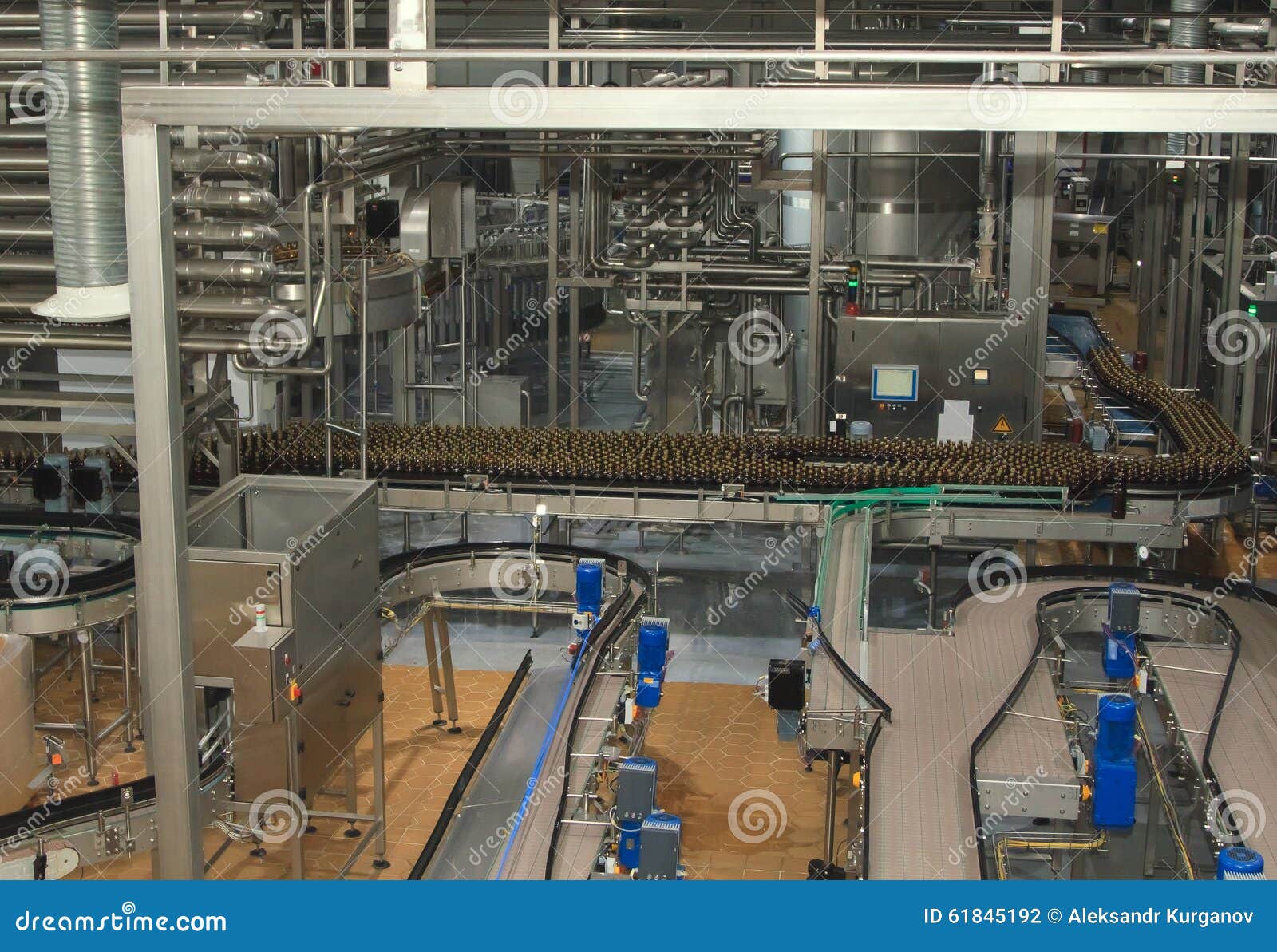 Plastic Waterflessen Op Transportband Stock Foto - Image of distributie ...