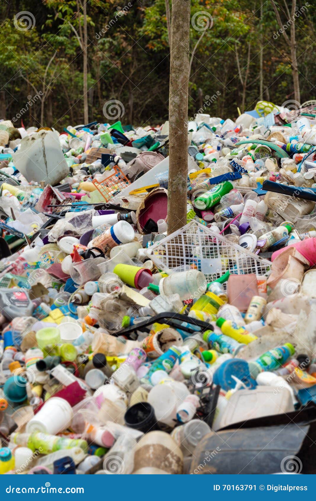 Plastiek in de aard stock afbeelding. Image of niemand - 70163791