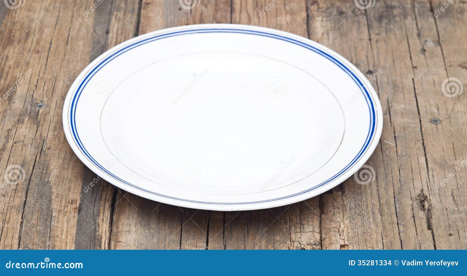 Plat blanc vide photo stock. Image du brun, fond, table - 35281334