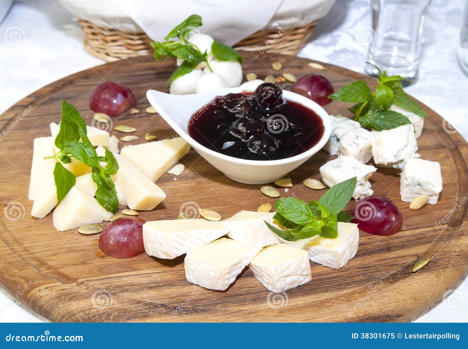 Plat de fromage image stock. Image du dîner, laiterie - 38301675