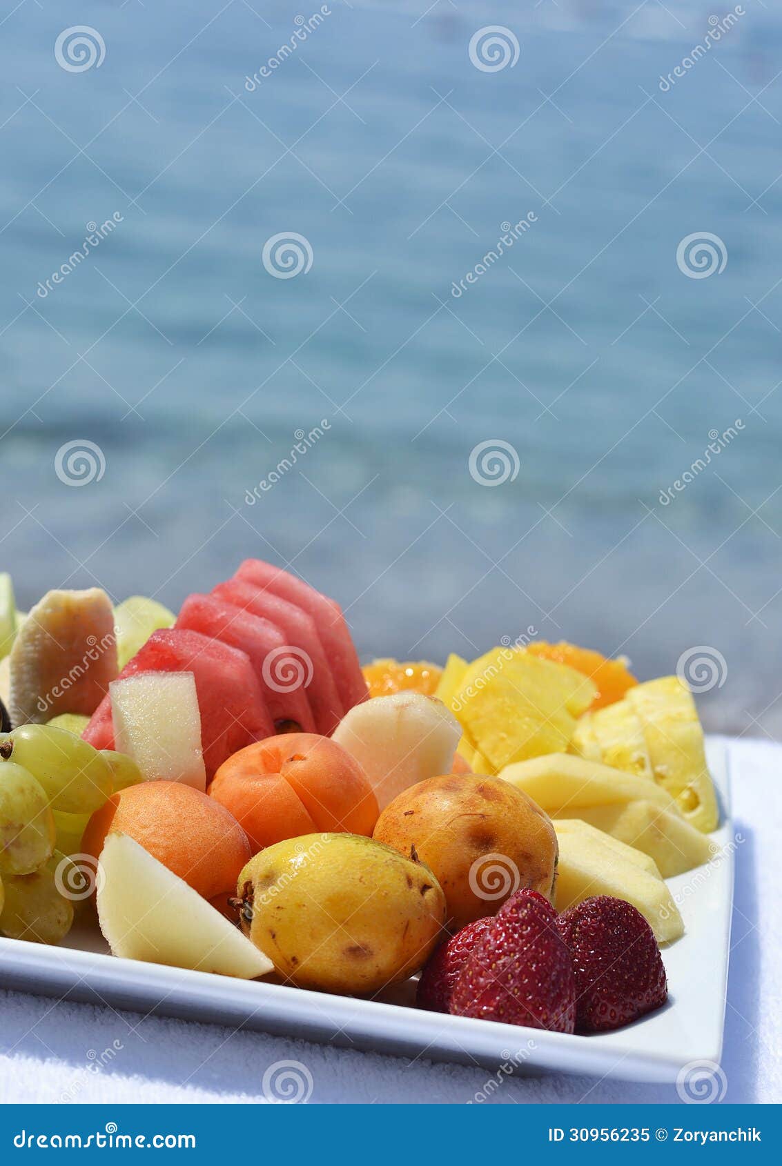 Plat de fruit image stock. Image du lifestyle, groupe - 30956235