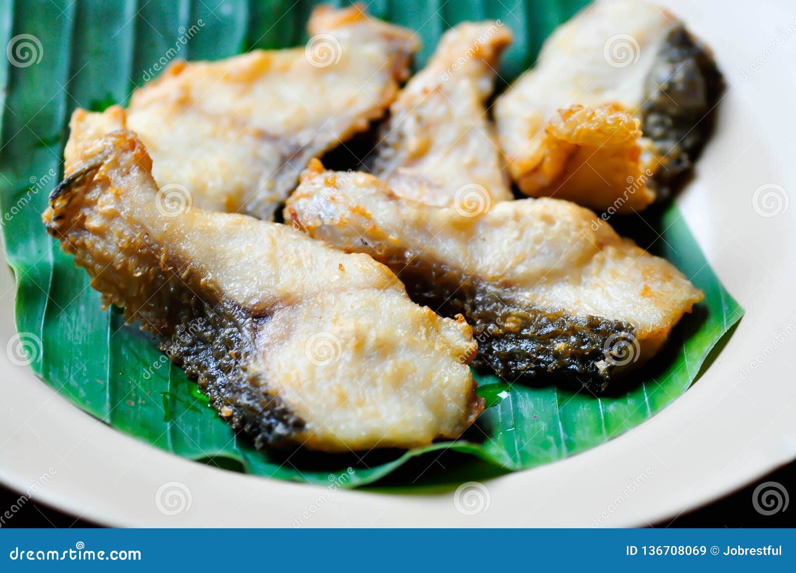 Plat de poisson frit image stock. Image du thaïlande - 136708069
