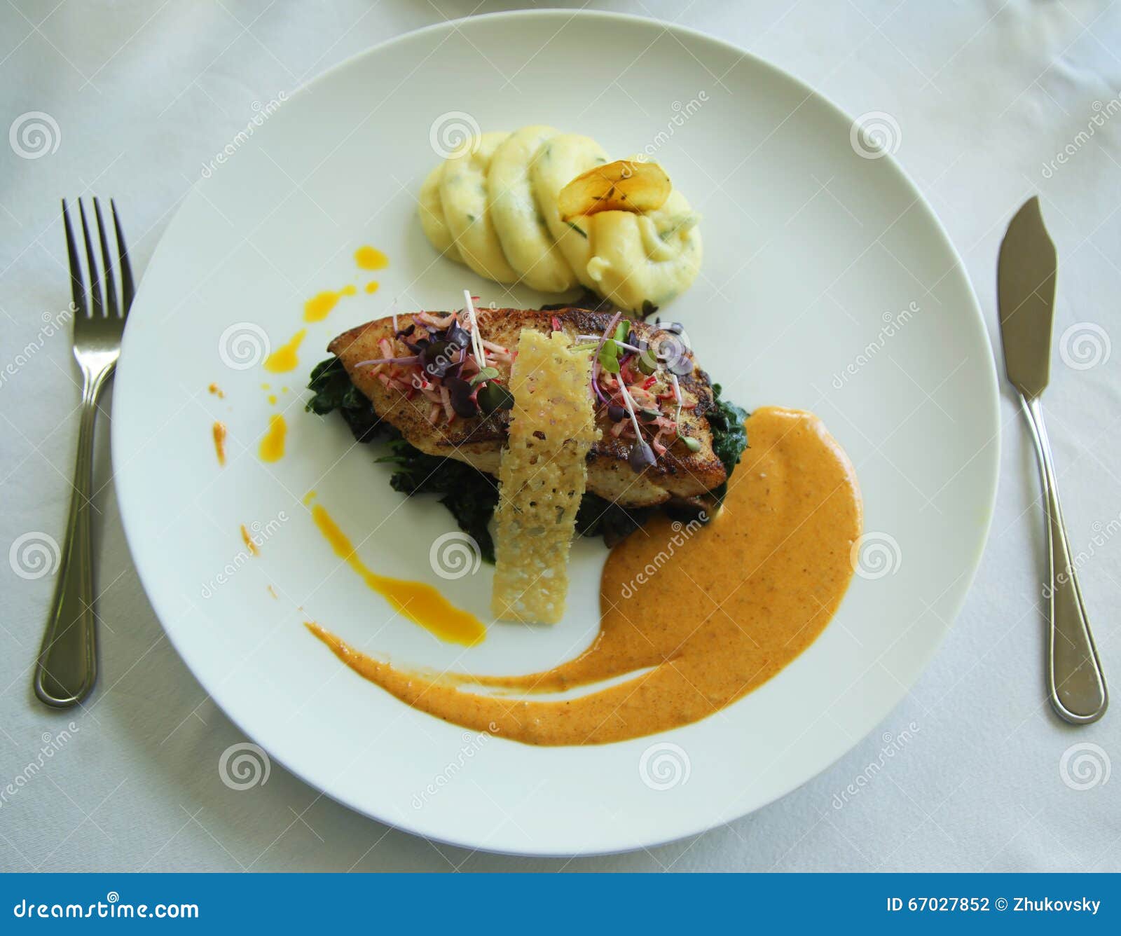 Plat De Poisson Servi Dans Le Restaurant Gastronomique Photo stock ...