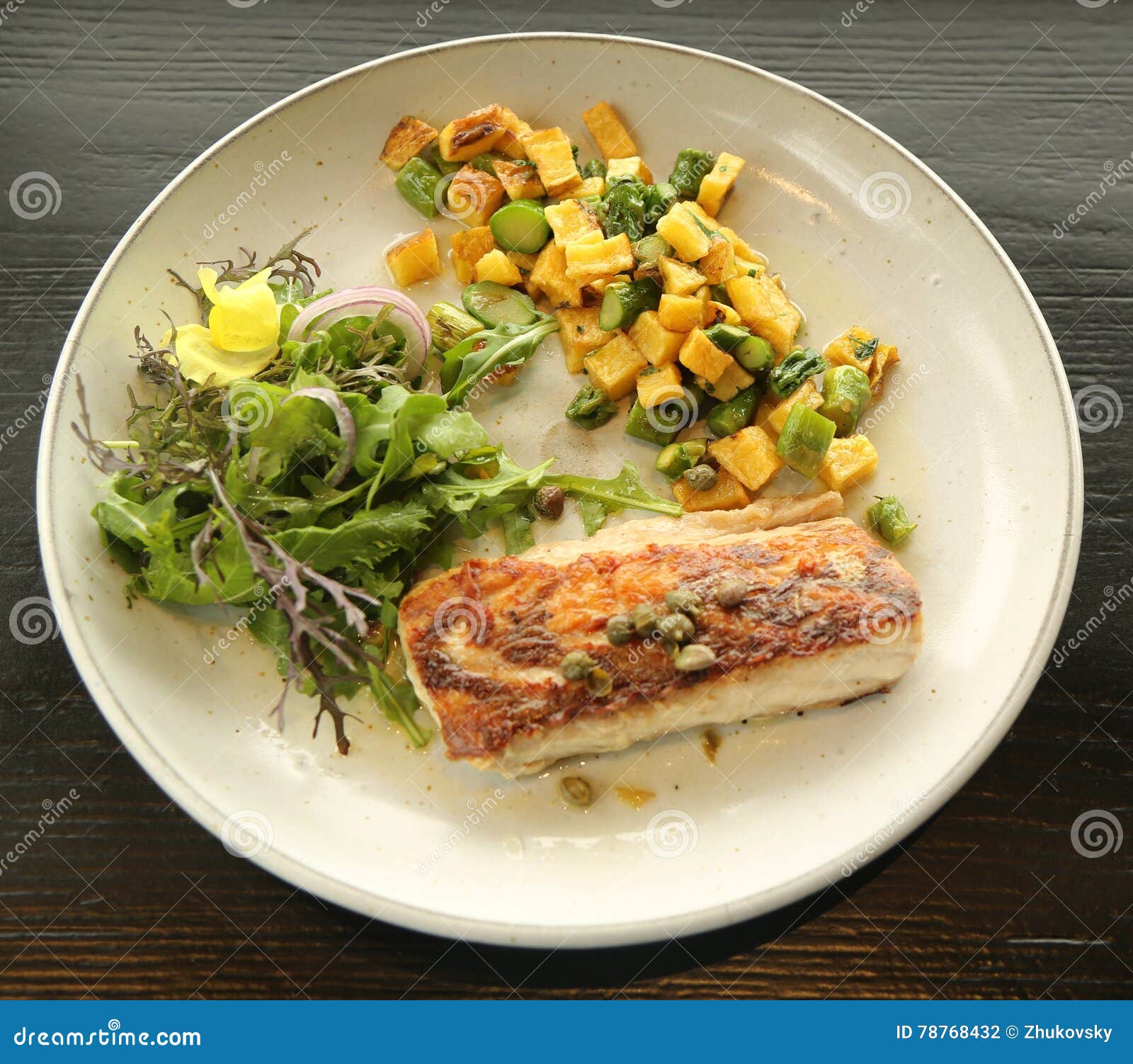 Plat De Poisson Servi Dans Le Restaurant Gastronomique Photo stock ...